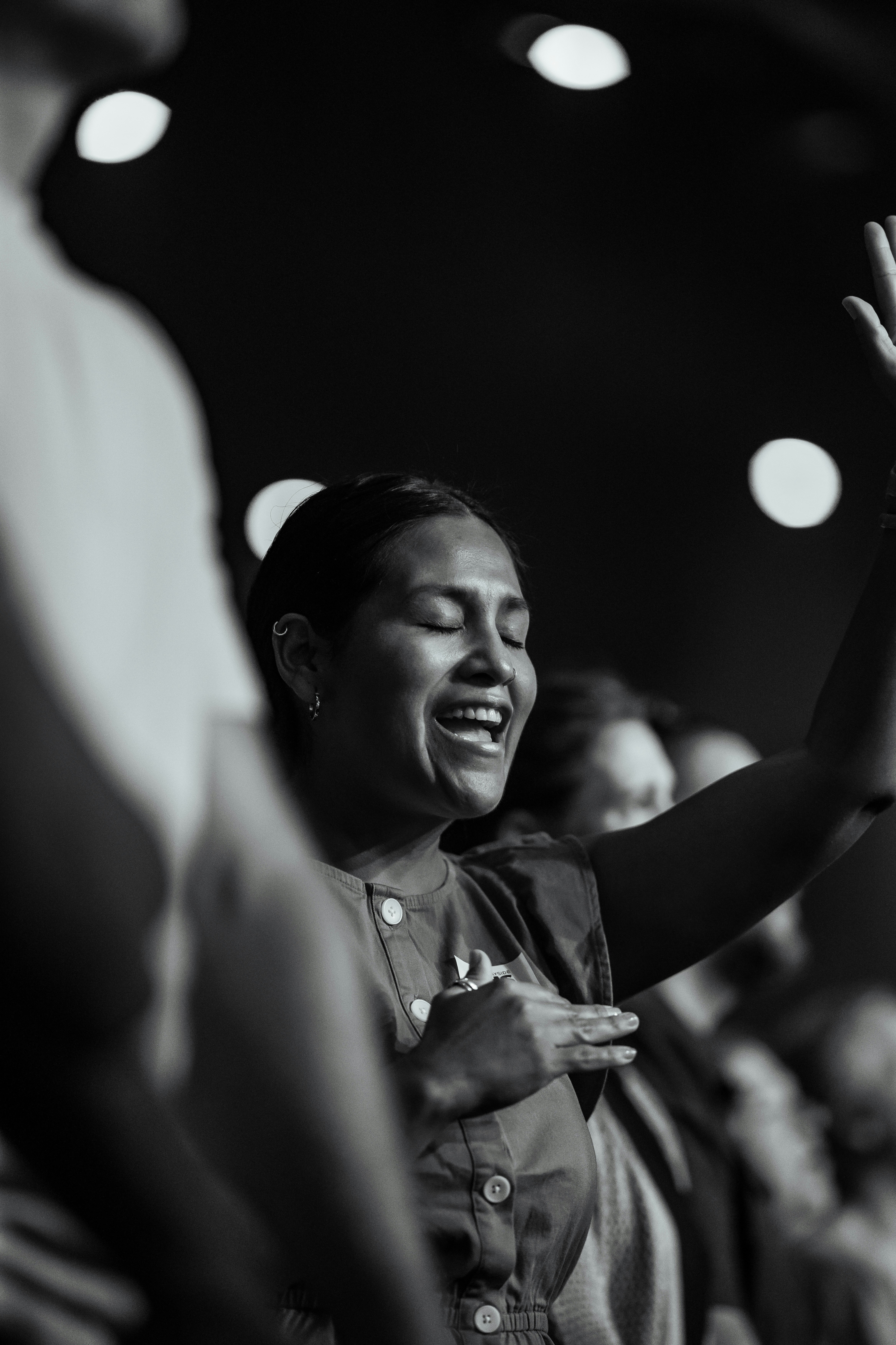 Una persona con los brazos levantados foto – Imagen de Cantando en una ...