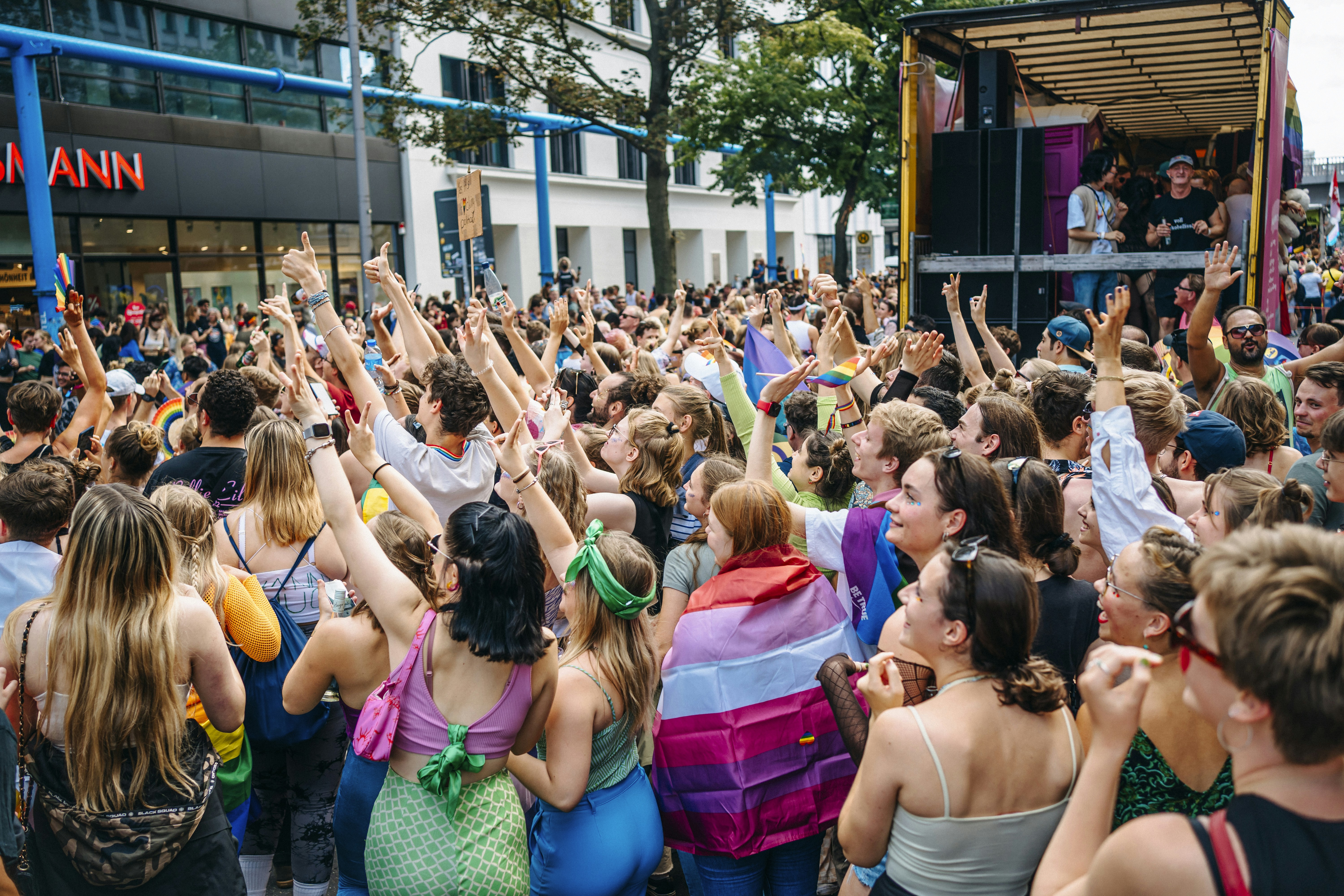 A crowd of people dancing photo – Free Crowd Image on Unsplash