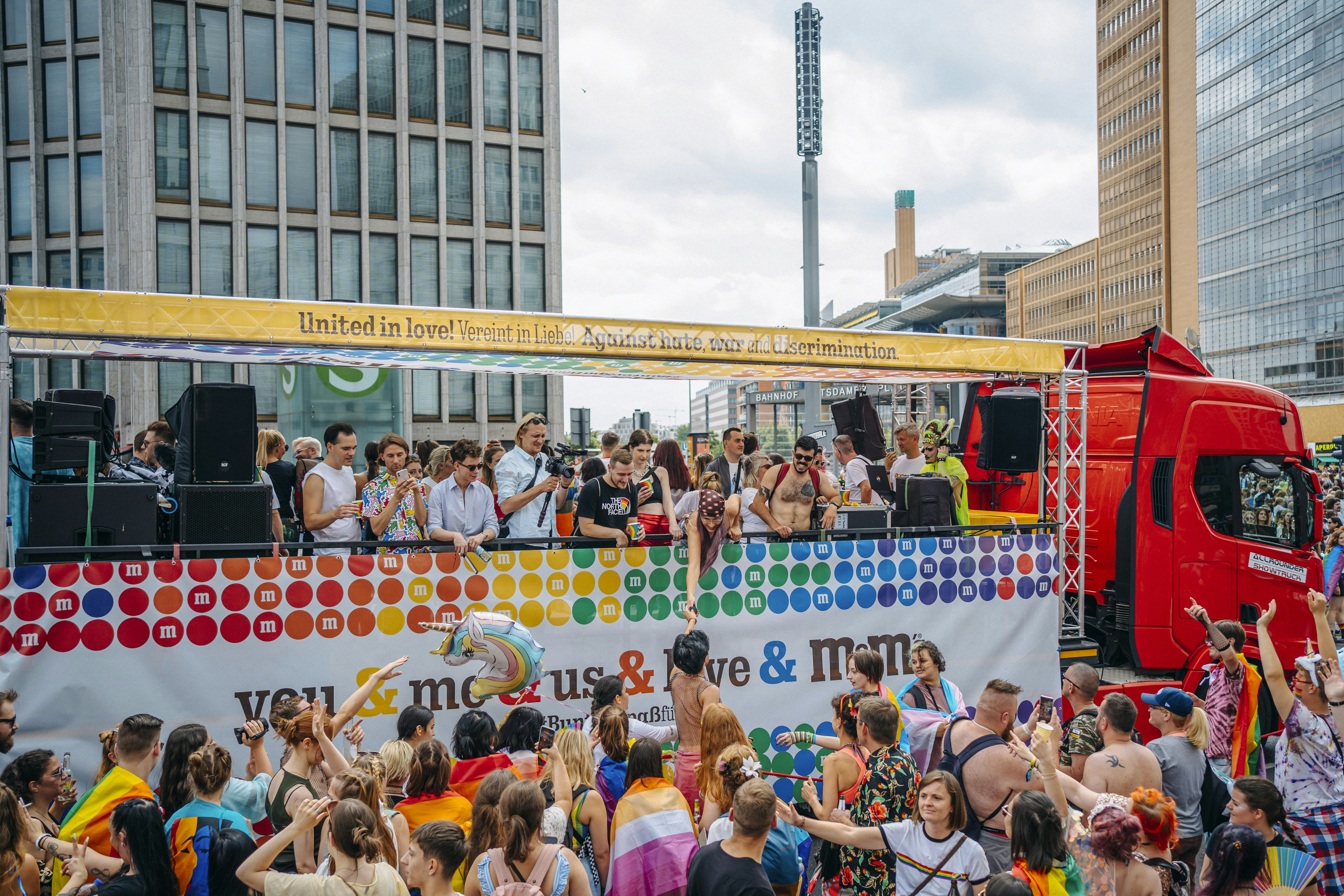 Foto Un gran grupo de personas en un autobús – Imagen Berlín csd ev gratis en Unsplash