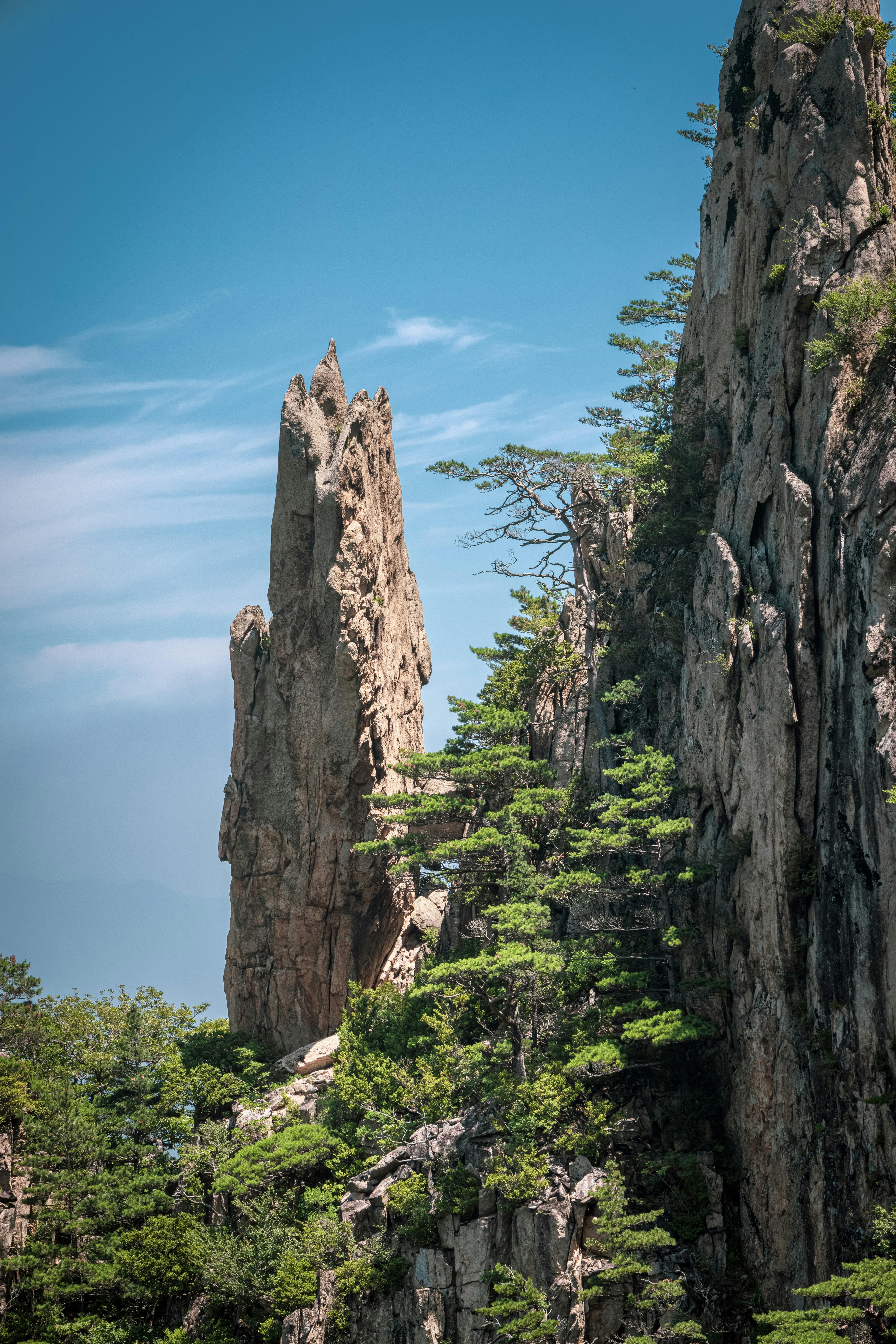 A tall rock cliff photo – Free Outcrop Image on Unsplash