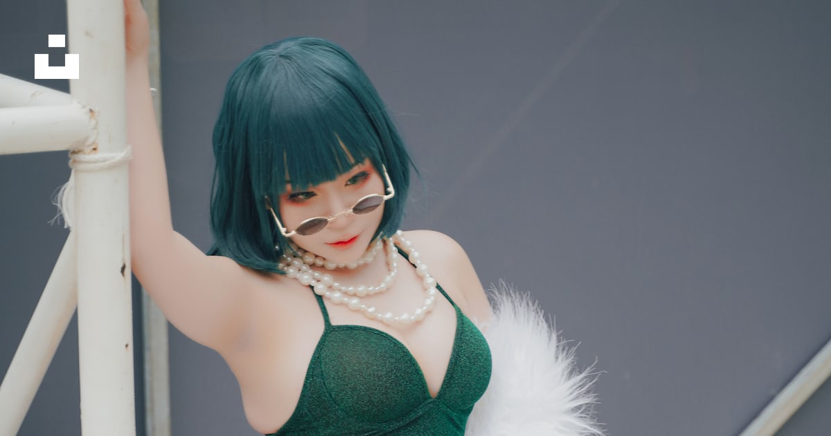白い手すりに座っている女性の写真 Unsplashの無料衣類写真