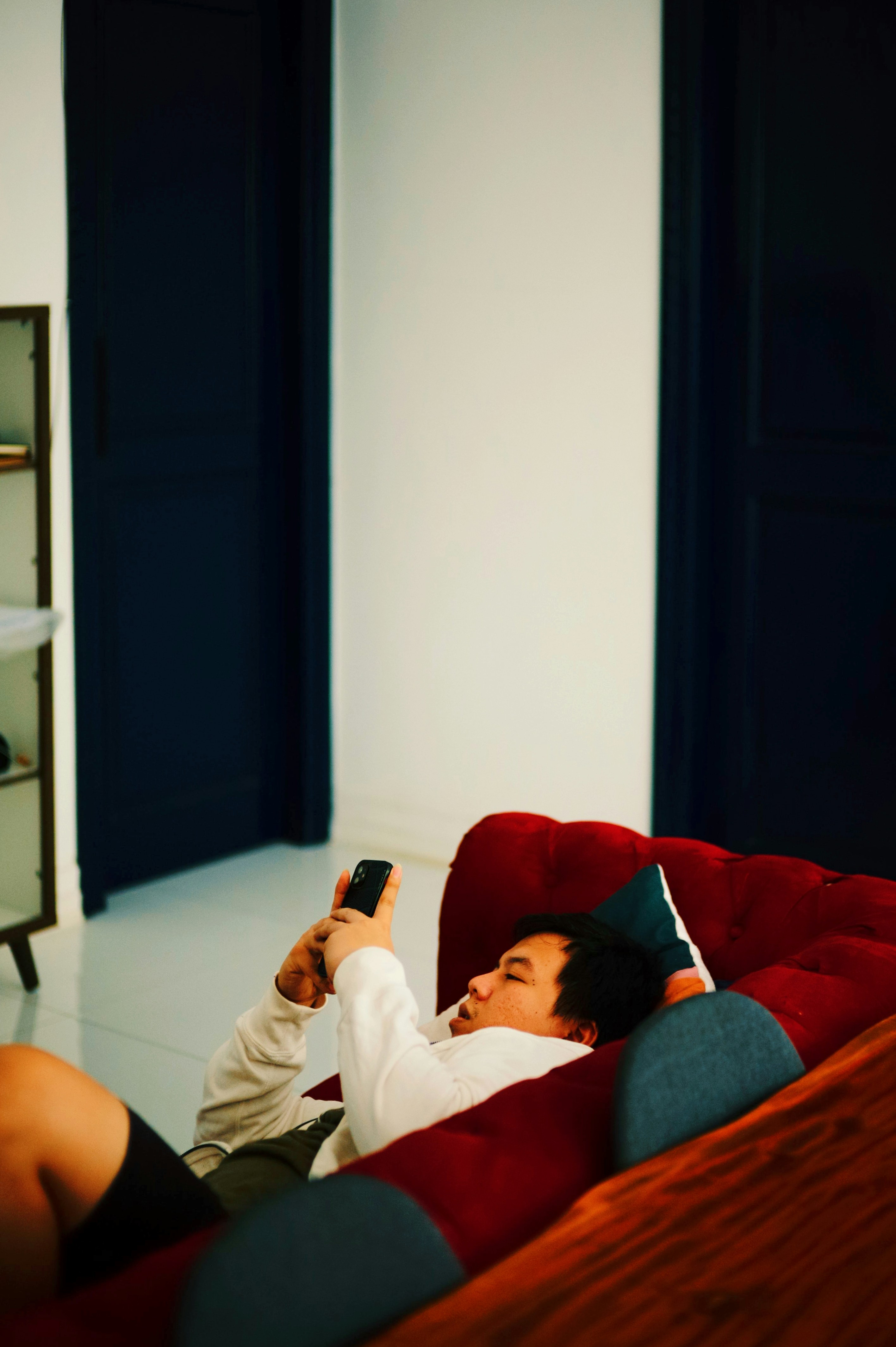 Foto Una persona acostada en una cama – Imagen Muebles gratis en Unsplash