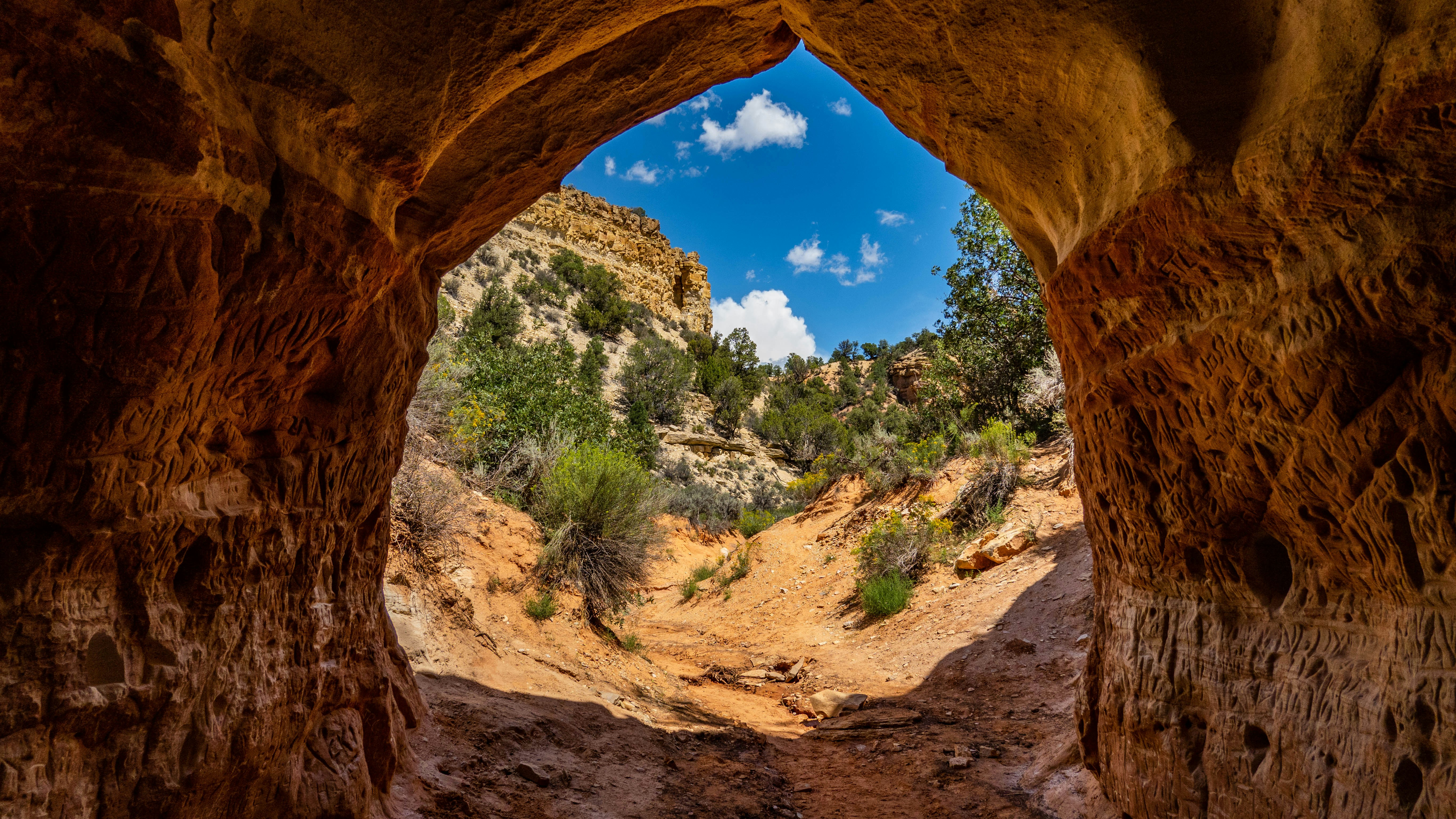 Une vue d’un canyon à travers un trou dans un rocher photo – Photo ...
