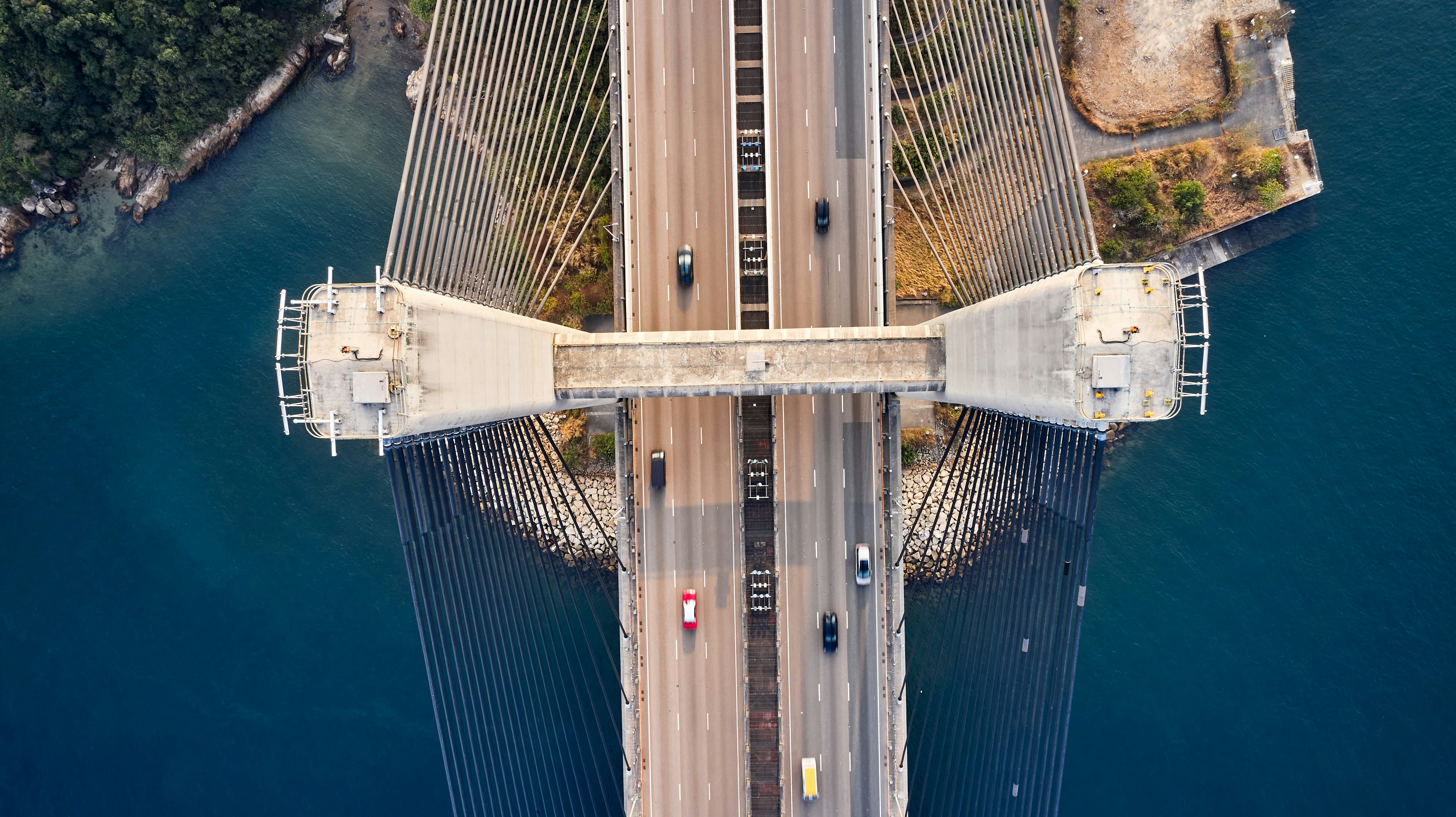 A large bridge over a body of water photo – Free Bridge Image on Unsplash