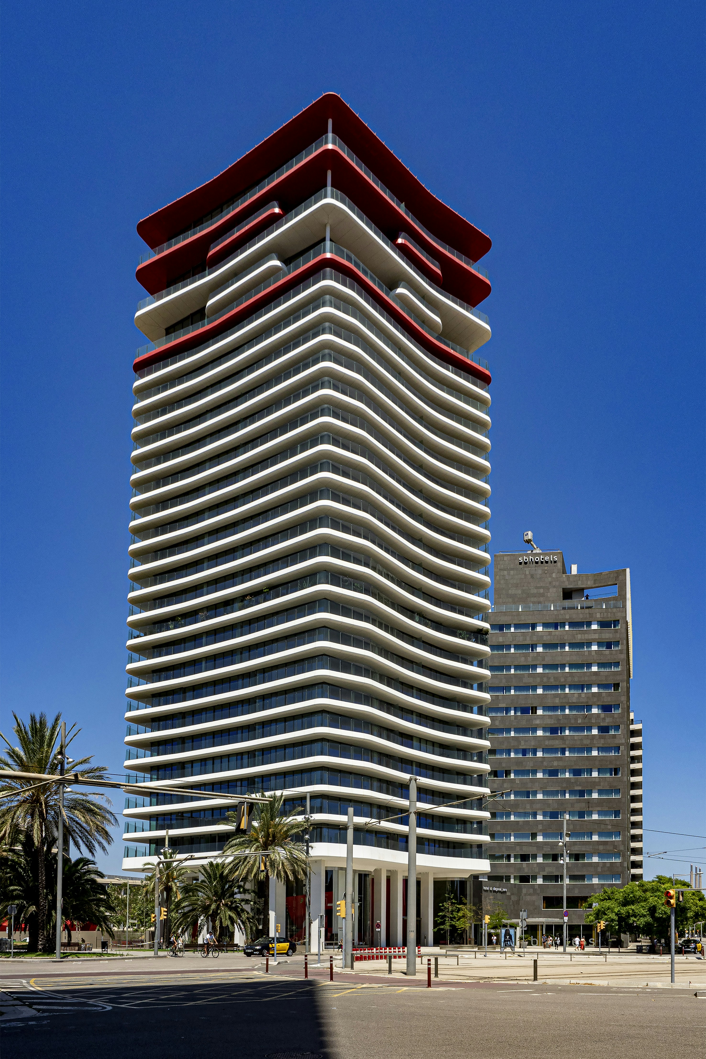 Un grand bâtiment au toit rouge photo – Photo Barcelone Gratuite sur ...