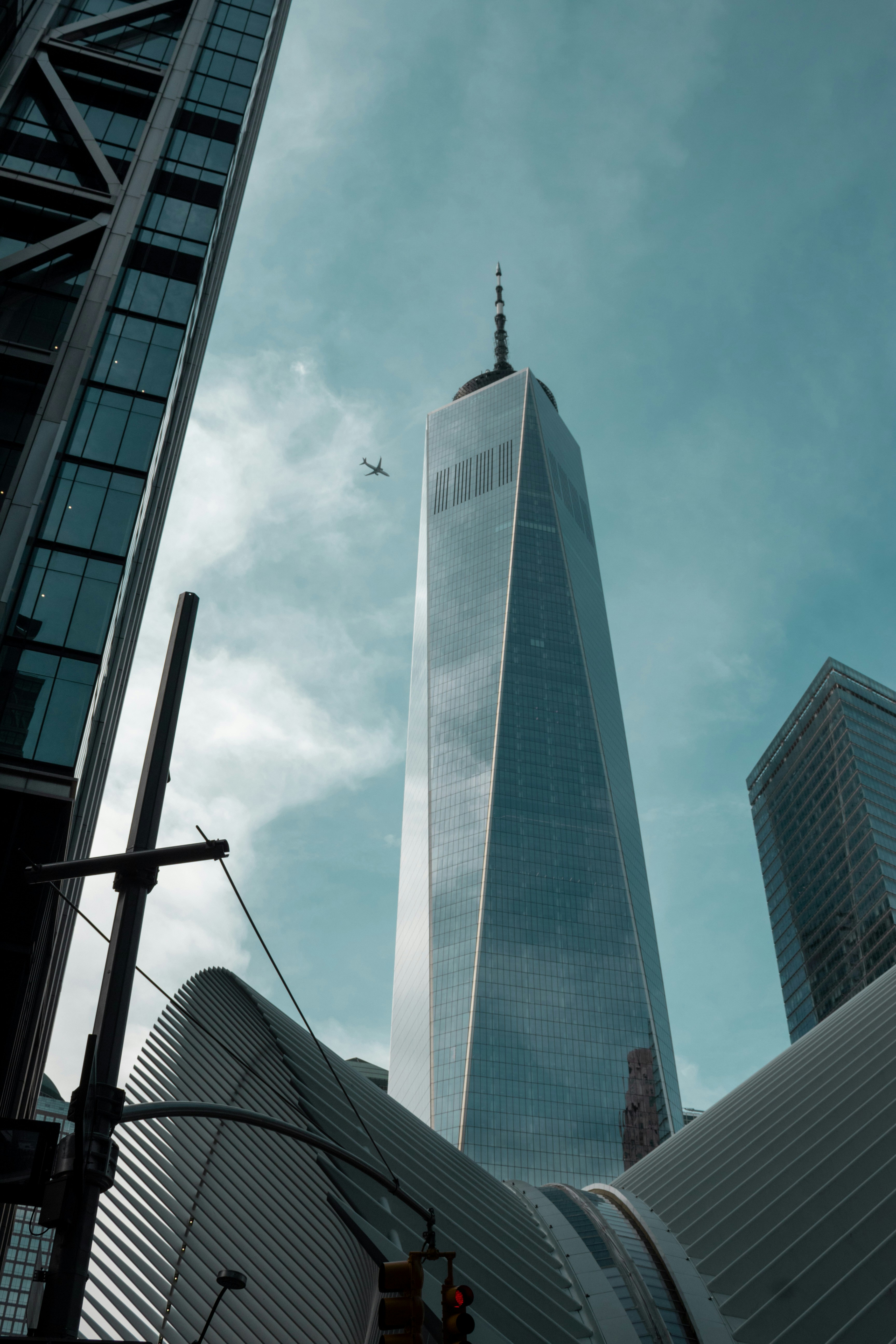 A tall building with a plane flying by photo – Free Nyc Image on Unsplash
