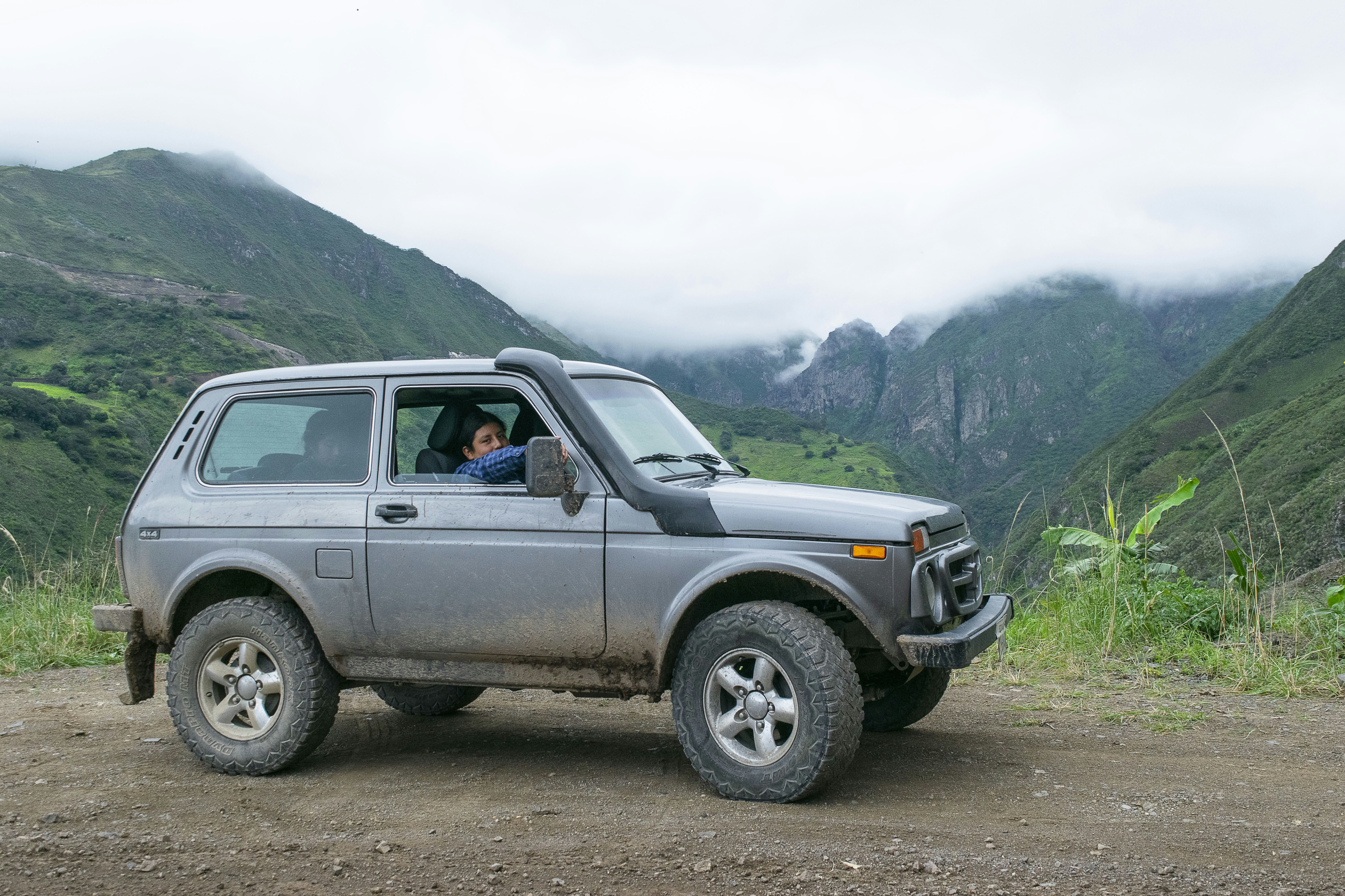 Foto Una persona conduciendo un jeep – Imagen Saraguro gratis en Unsplash