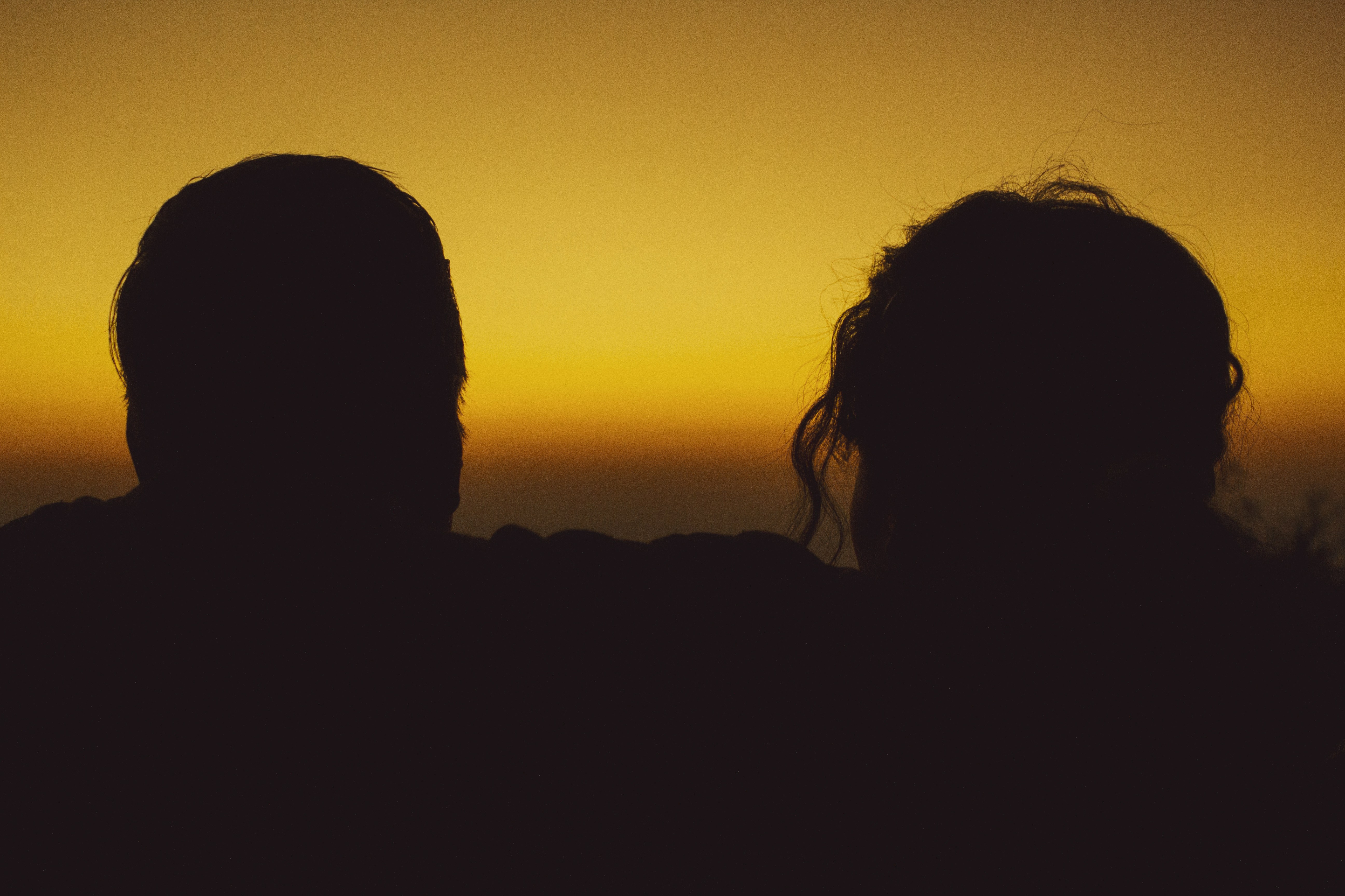 A couple of people facing each other photo – Free Puebla Image on Unsplash