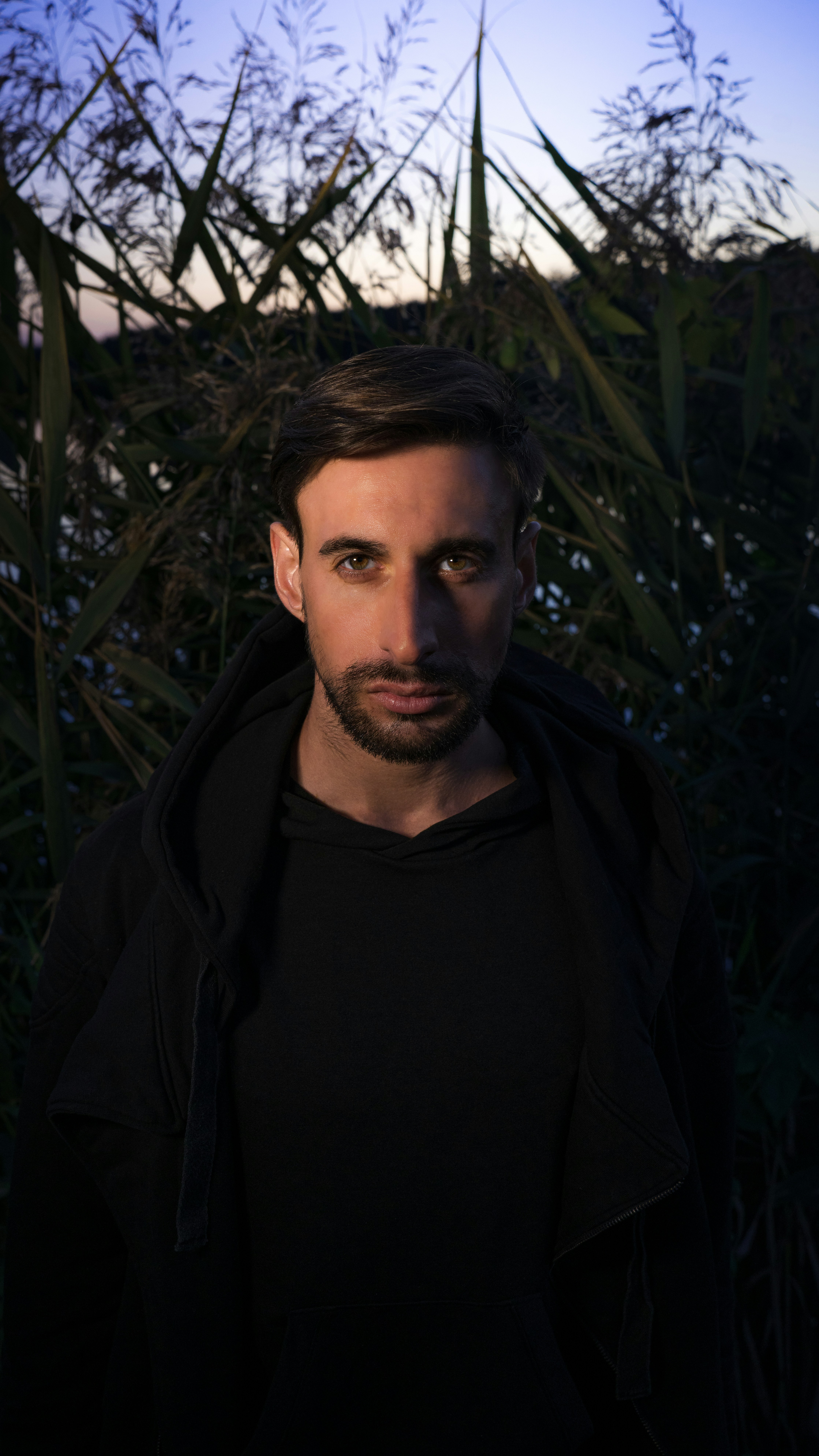 Un homme debout devant un buisson photo – Photo Kyiv Gratuite sur Unsplash