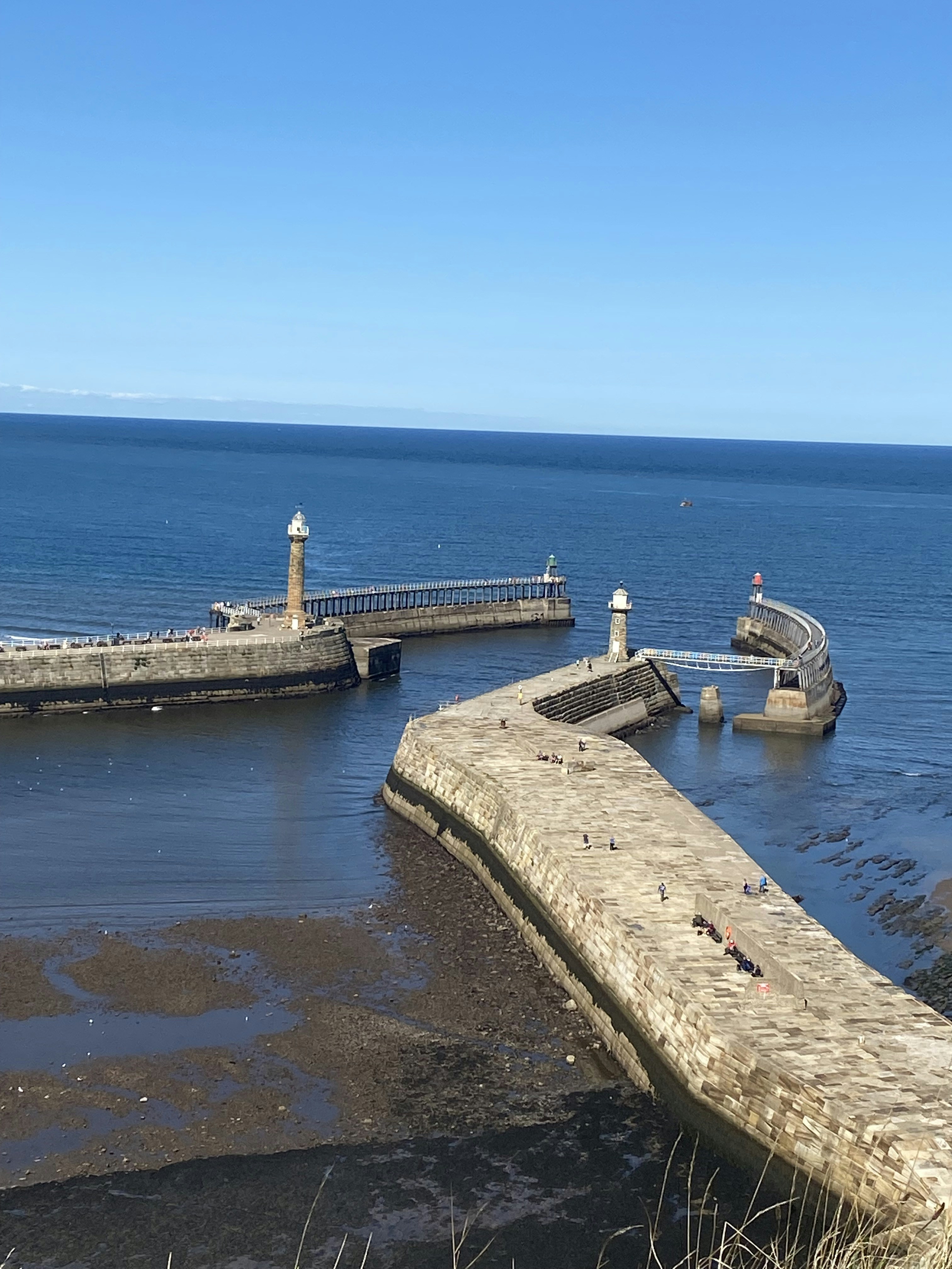Un quai avec un plan d’eau et un quai avec un bâtiment dessus photo ...
