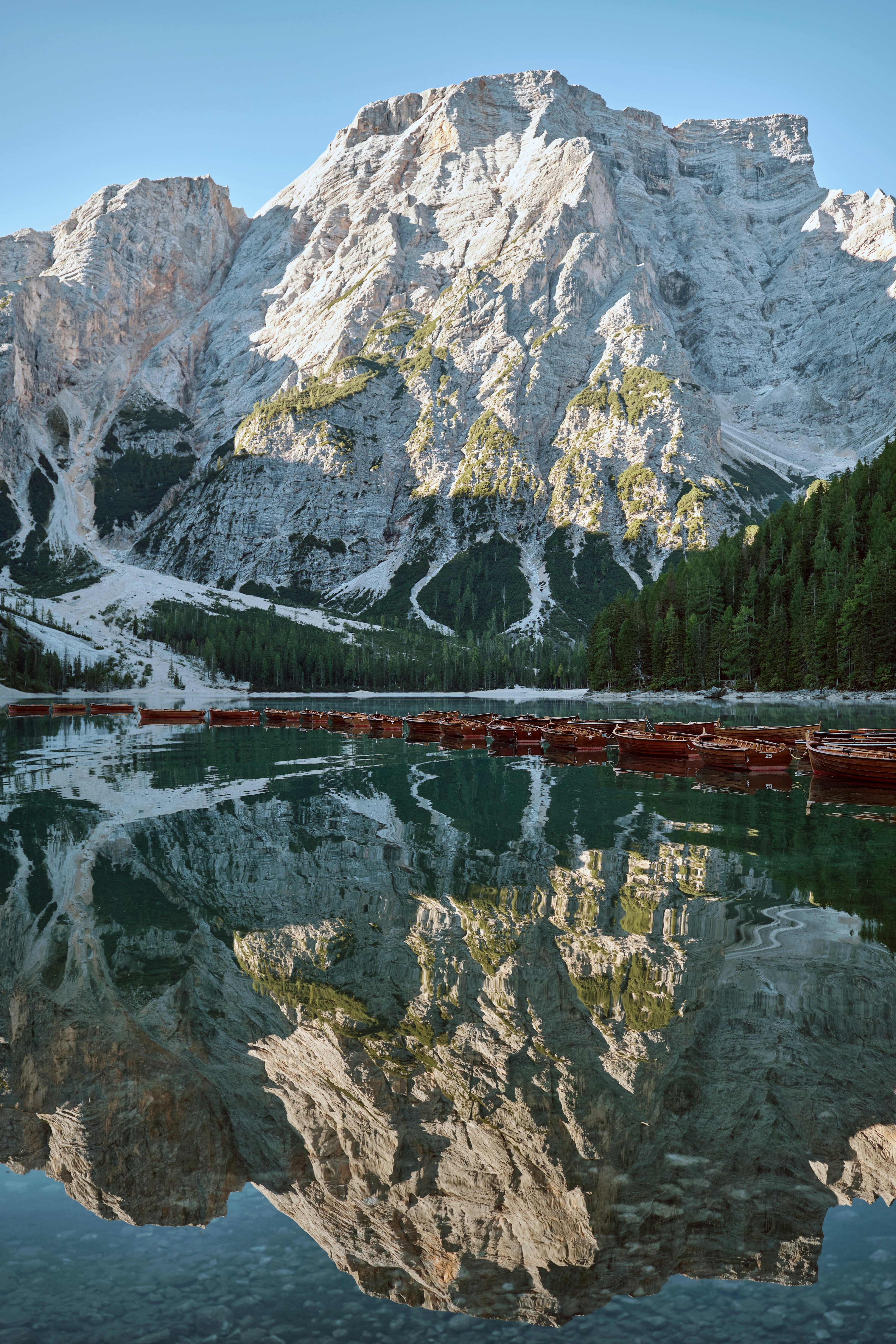 Ein Zug auf einer Brücke über einen Fluss mit einem Berg im Hintergrund ...