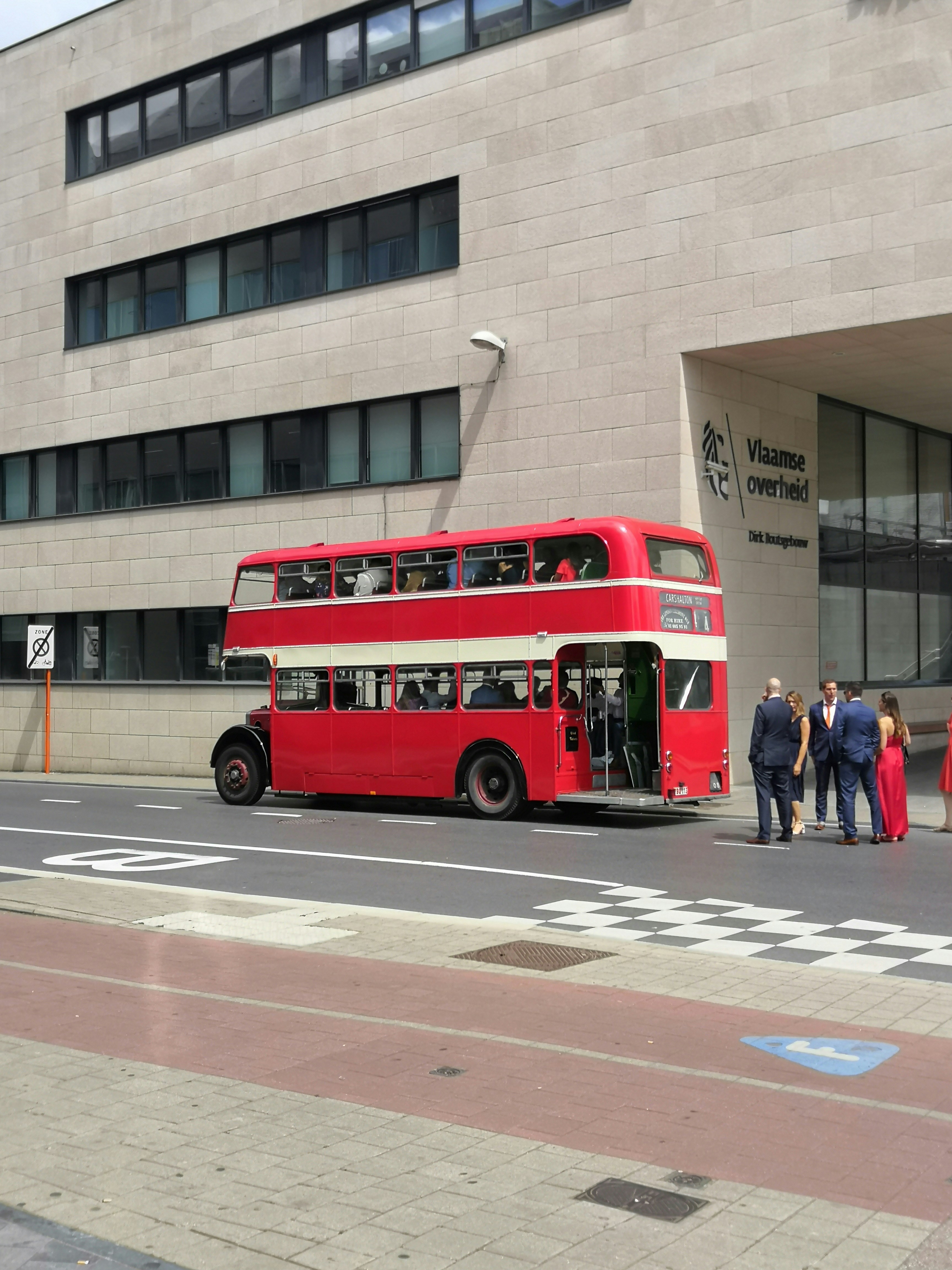 Foto Un autobús rojo de dos pisos estacionado frente a un edificio ...