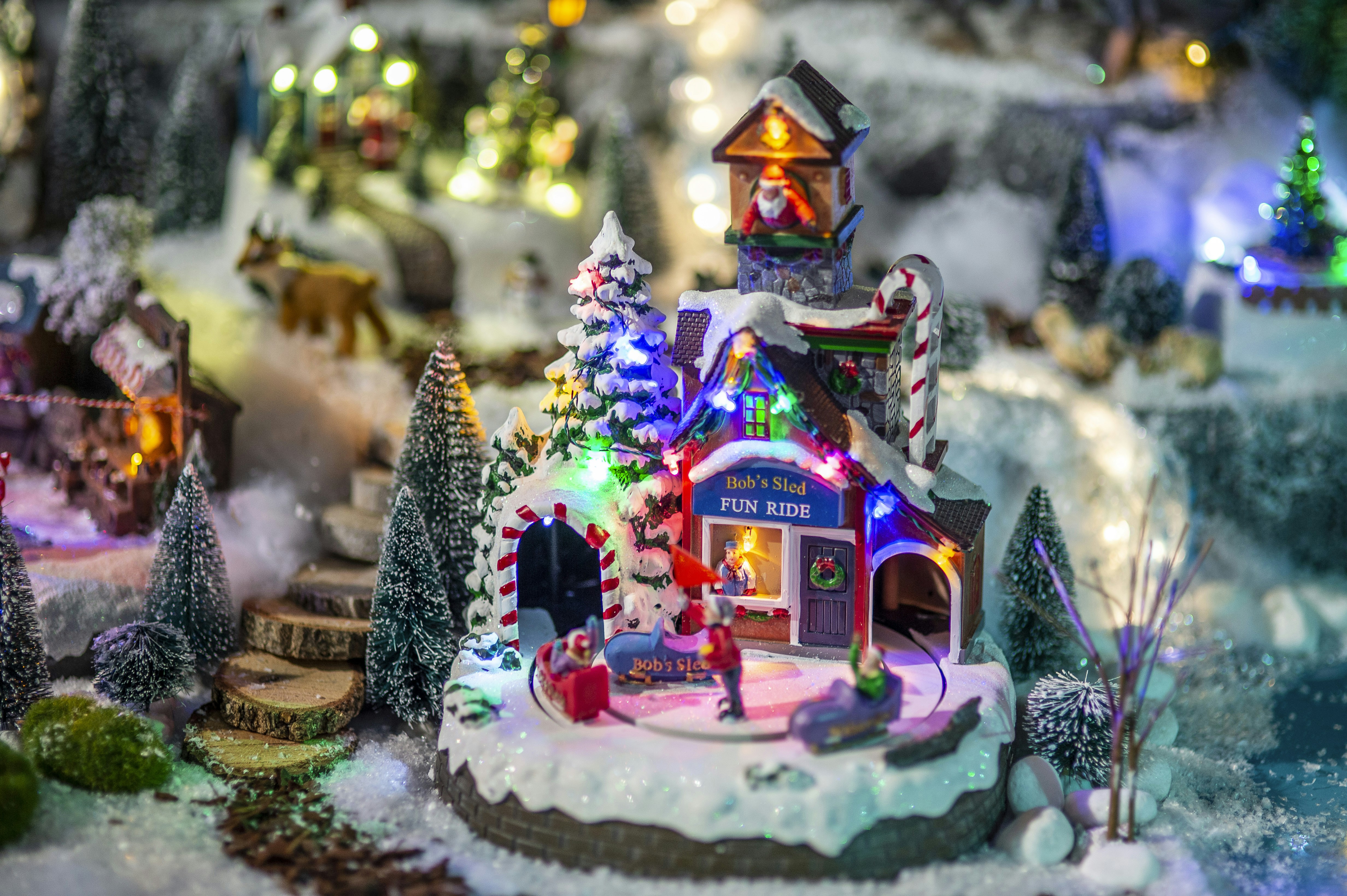 Foto Una casa de pan de jengibre con luces – Imagen Árbol gratis en ...