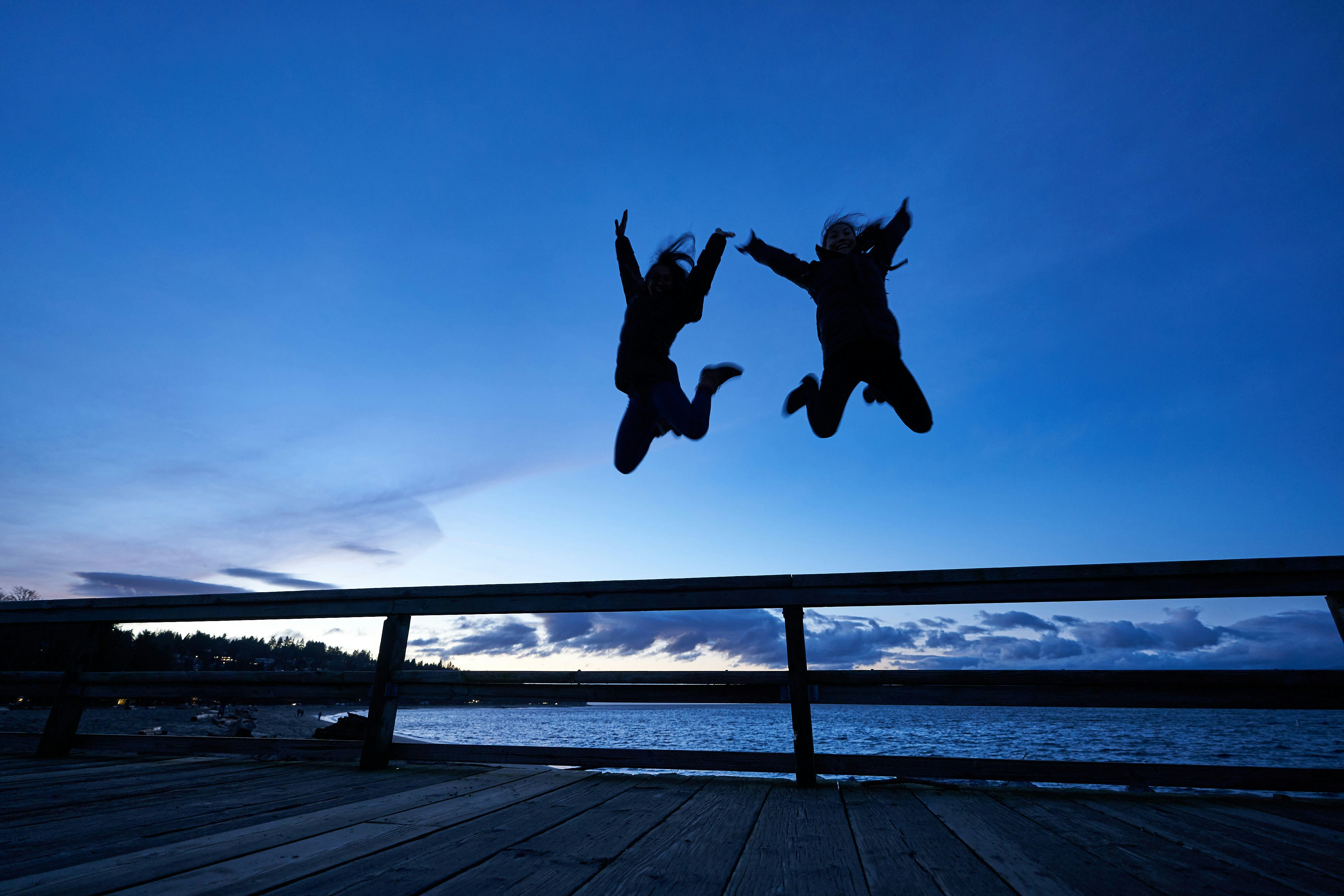 Foto zum Thema Zwei Menschen, die in die Luft springen – Kostenloses ...