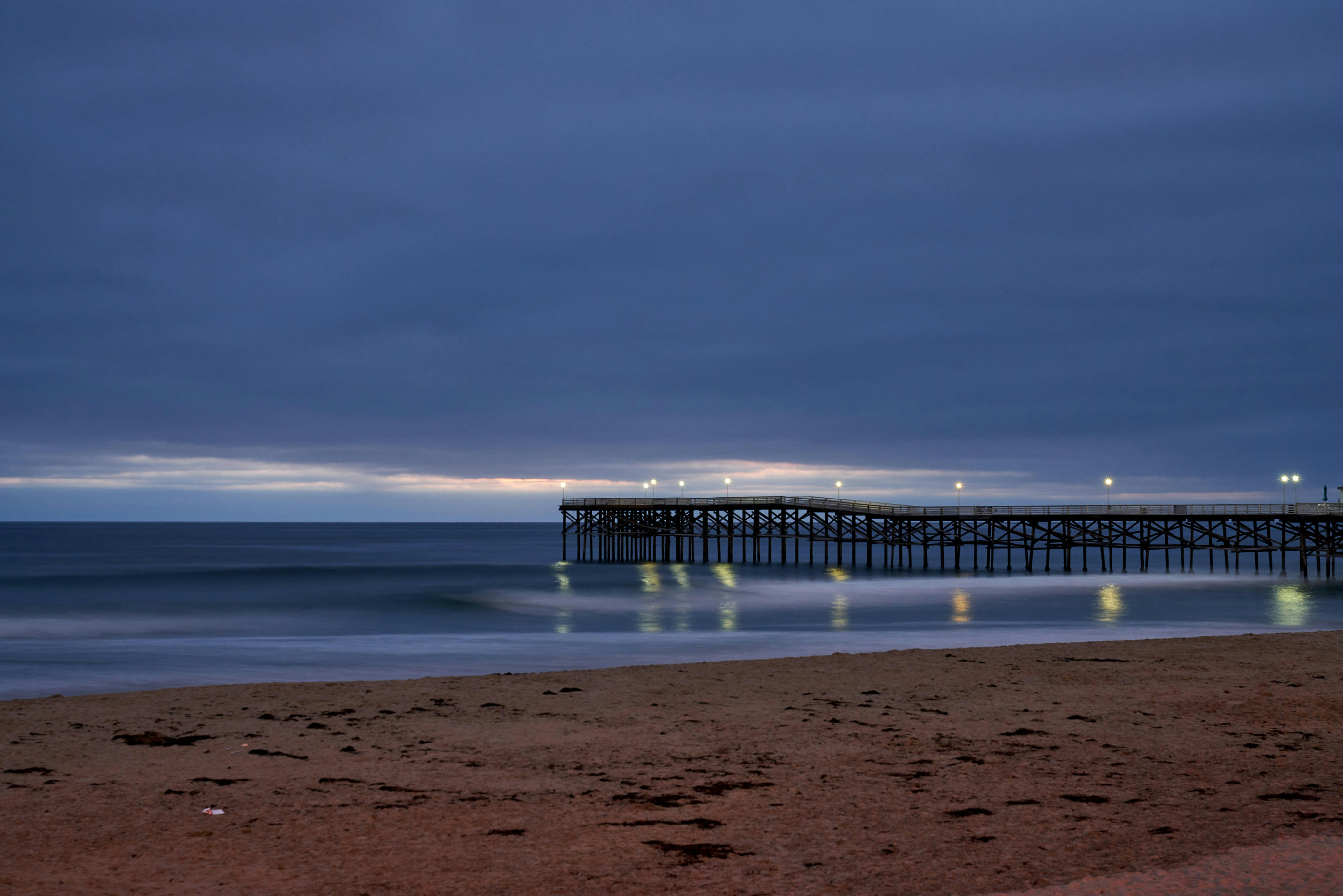 Une jetée sur une plage photo – Photo Jetée de la plage du pacifique ...