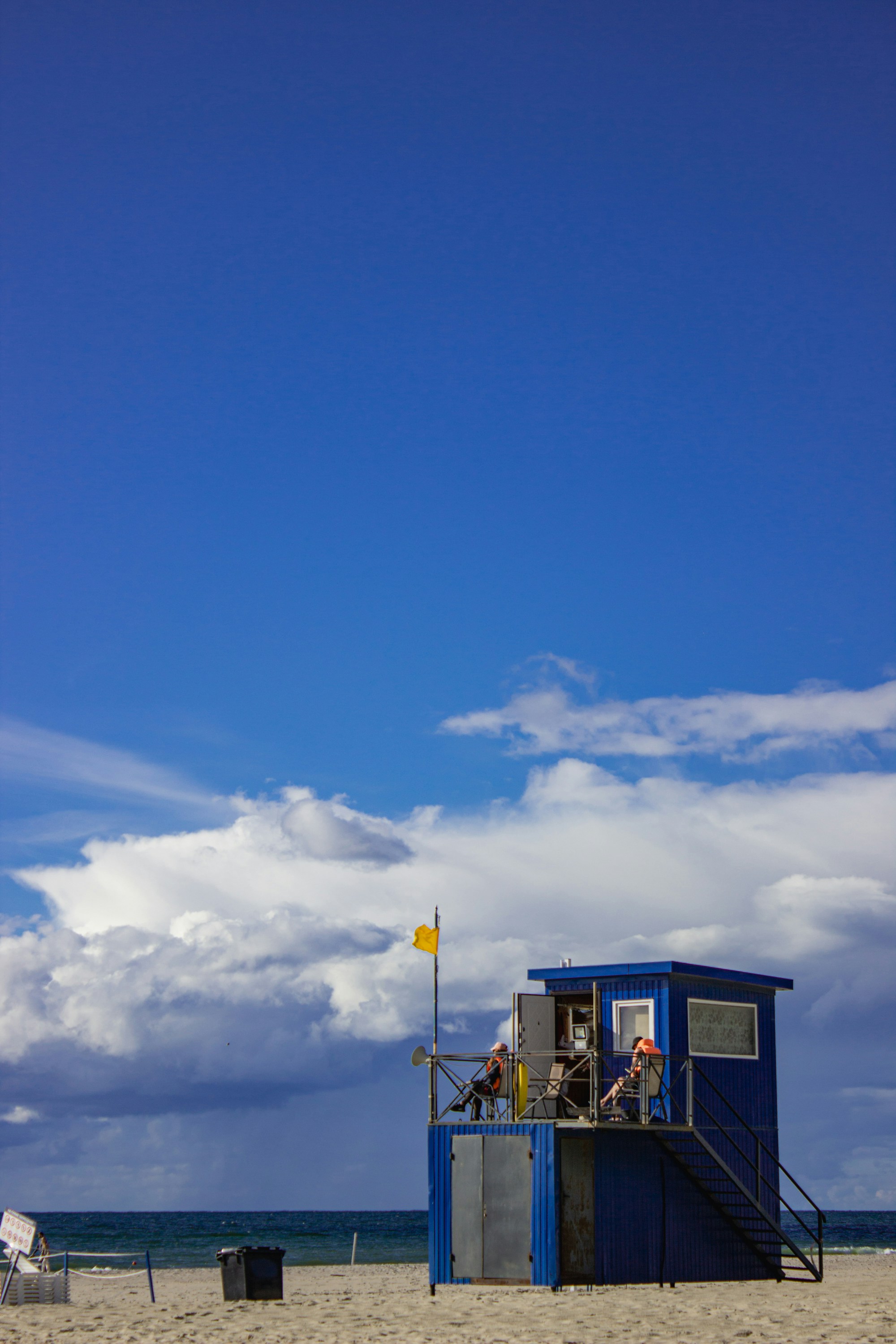 A small blue building on a beach photo – Free Sea Image on Unsplash