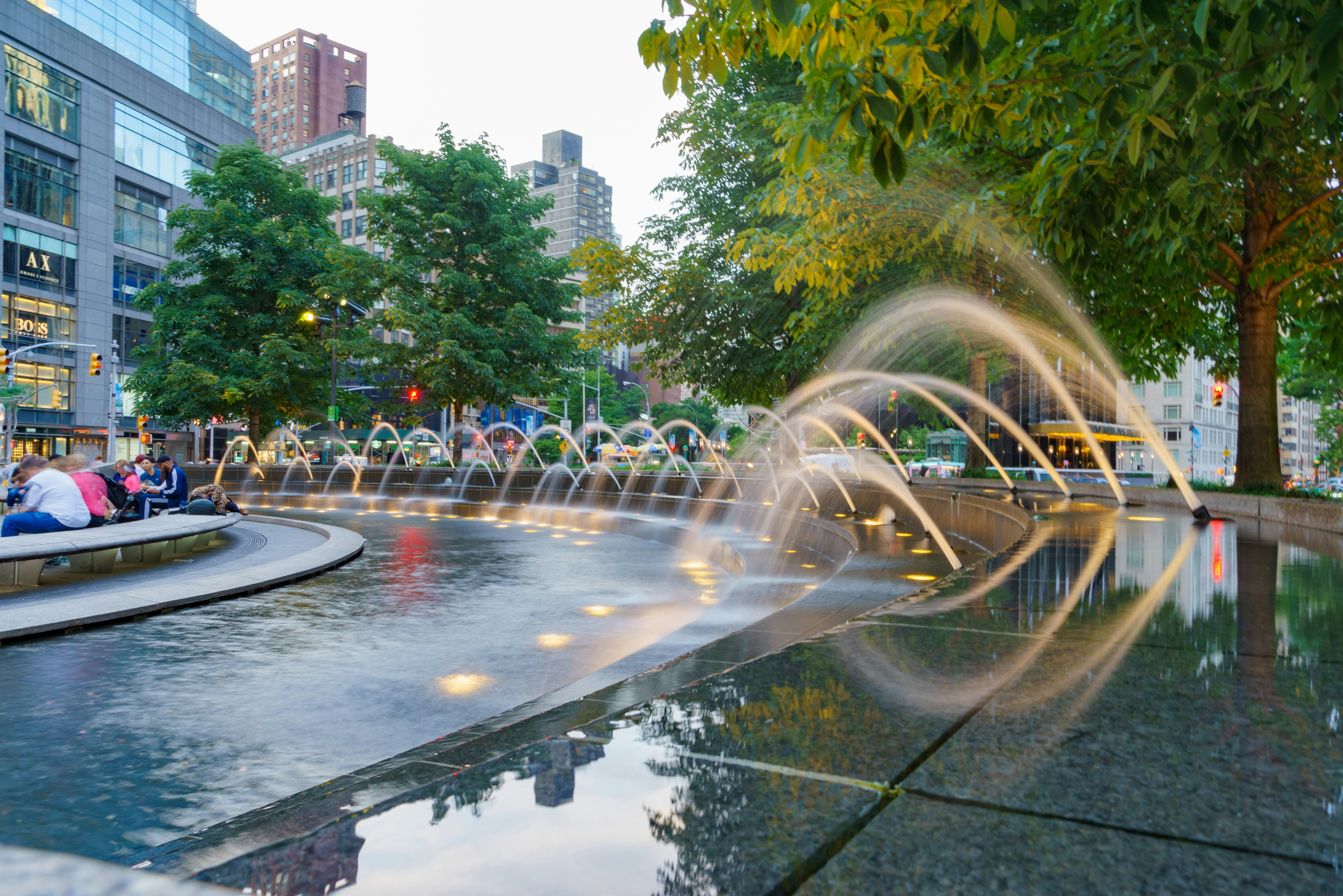A fountain with water shooting up photo – Free Park Image on Unsplash