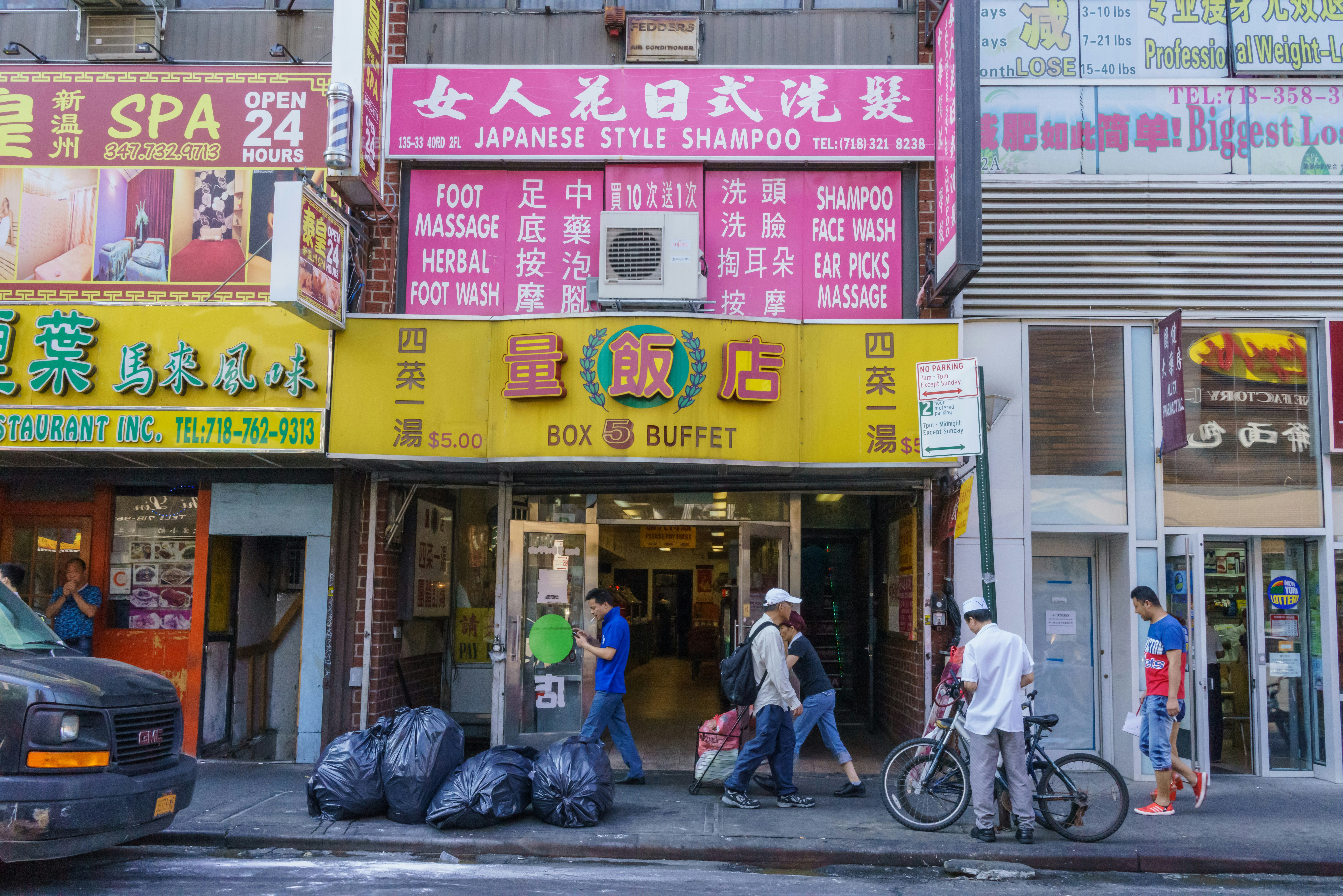 Un groupe de personnes marchant sur le trottoir photo – Photo Transport ...