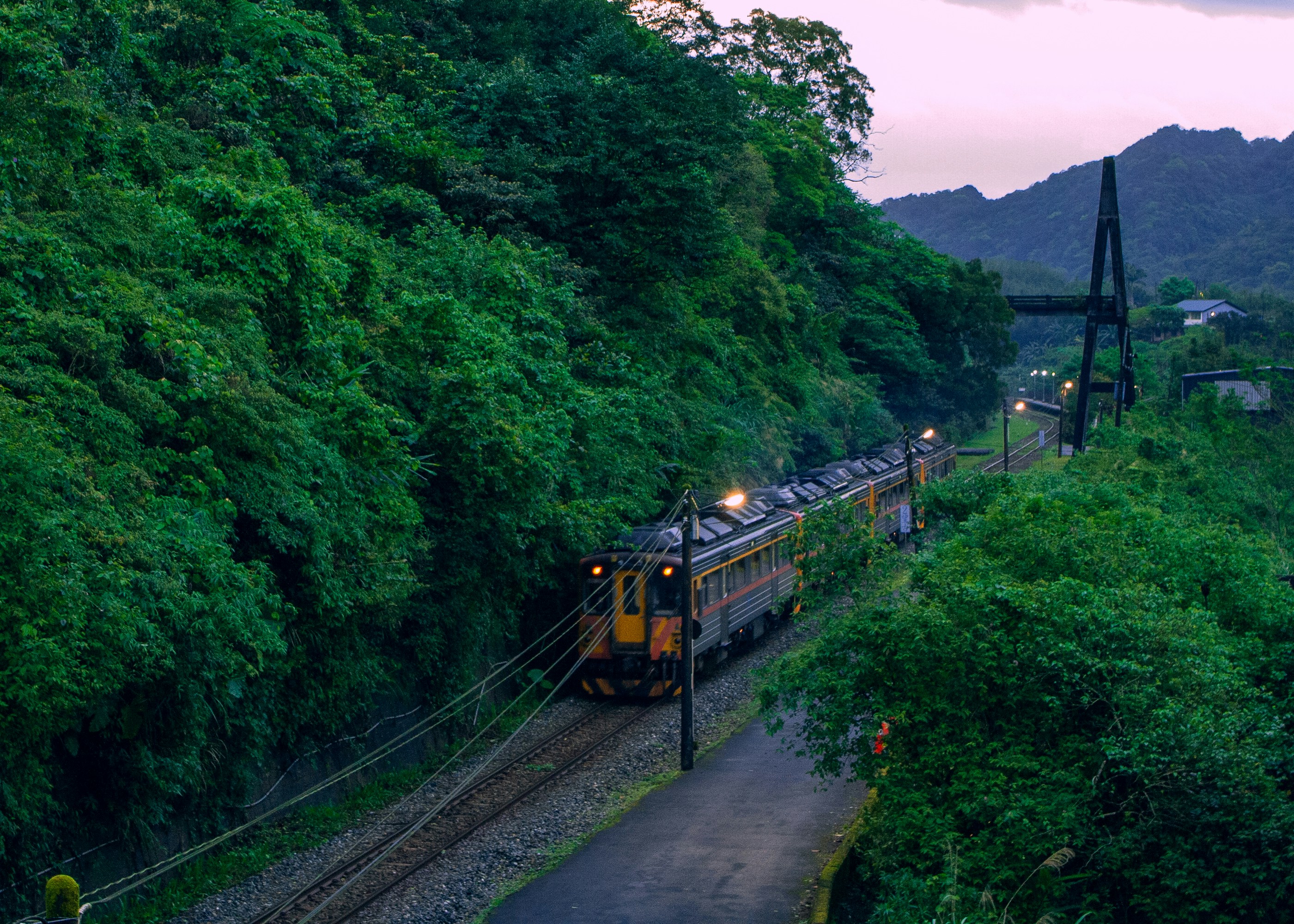 A train travels down the tracks photo – Free Taiwan Image on Unsplash