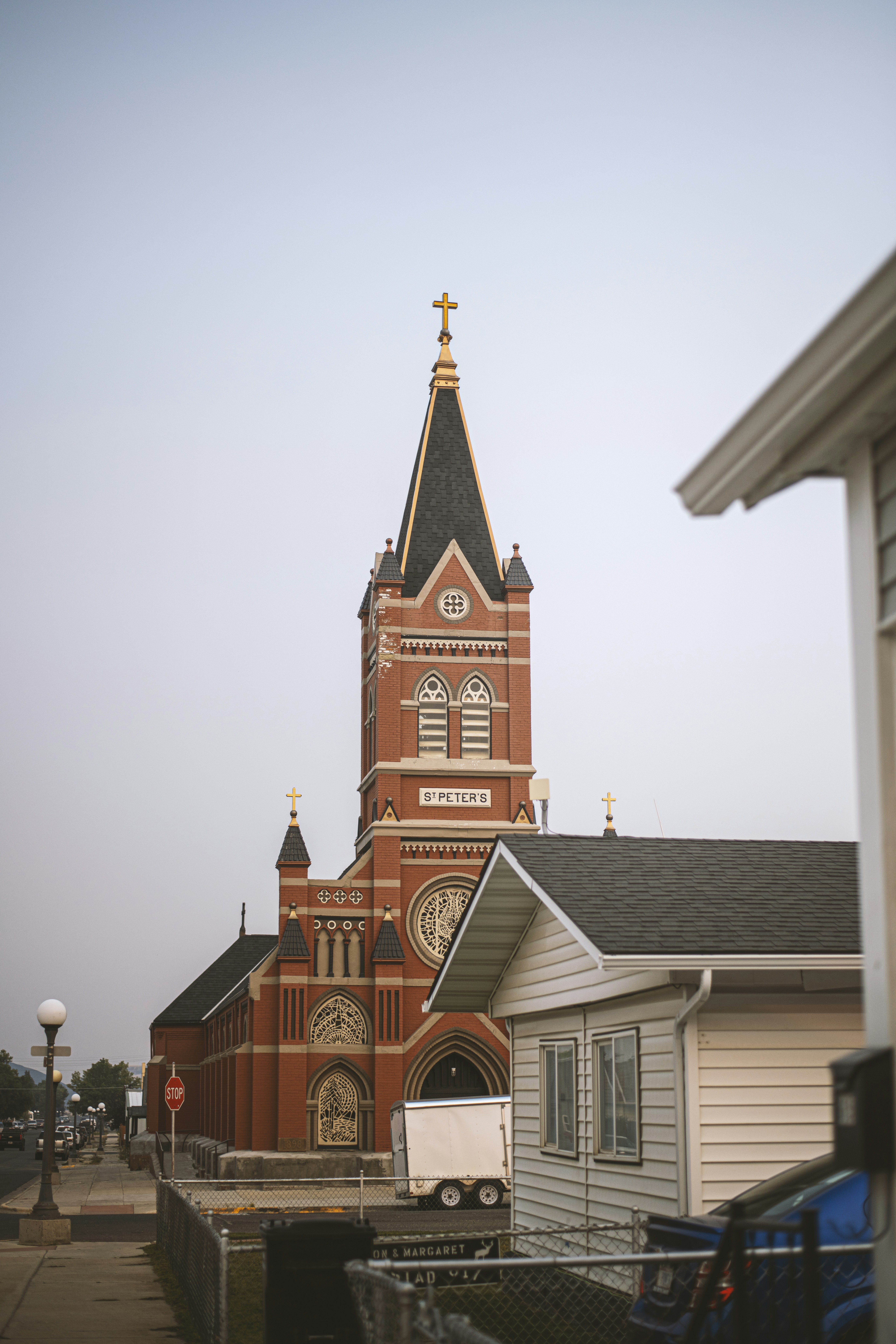 A church with a steeple photo – Free Building Image on Unsplash