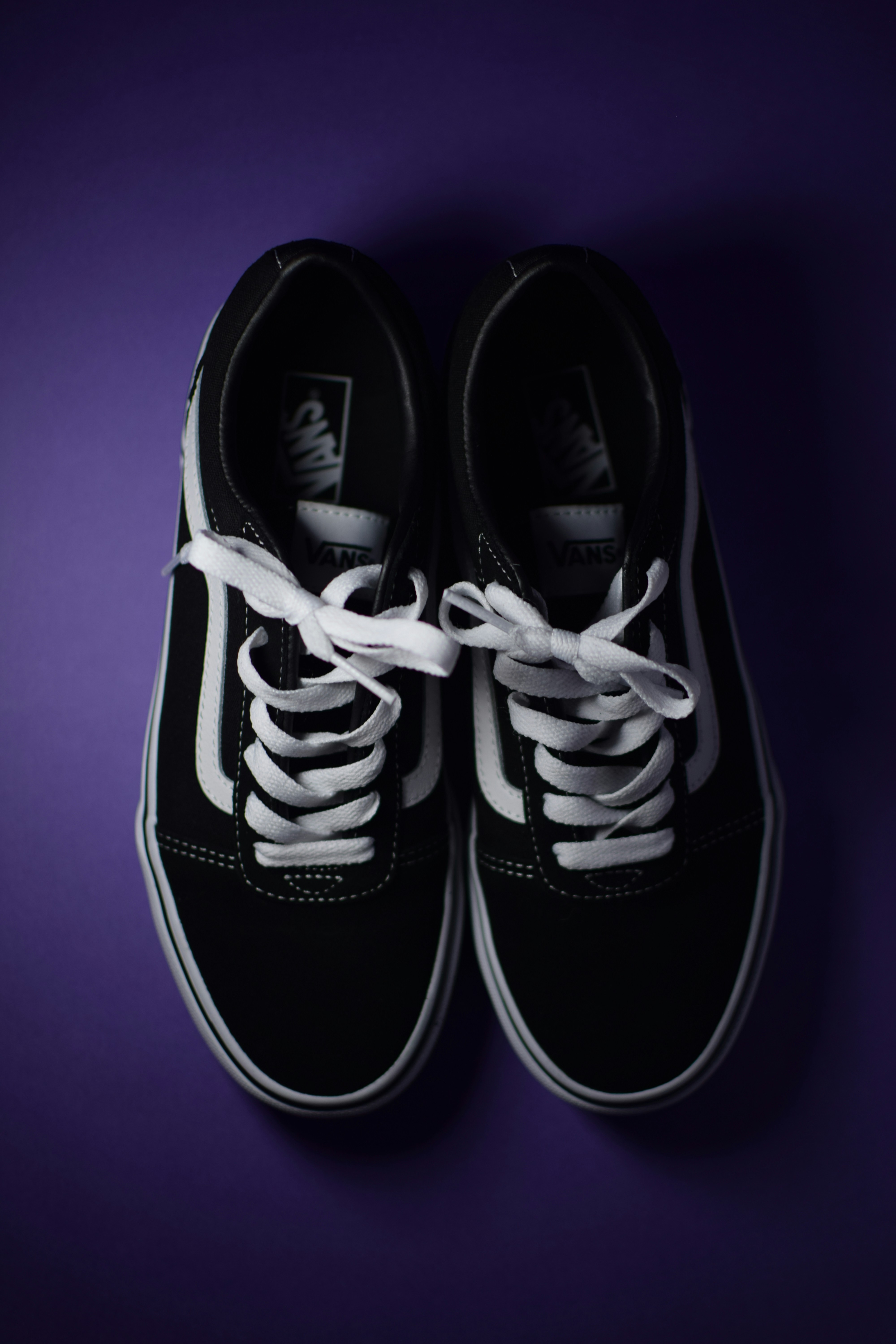 A pair of black and white sneakers photo – Free Shoes Image on Unsplash