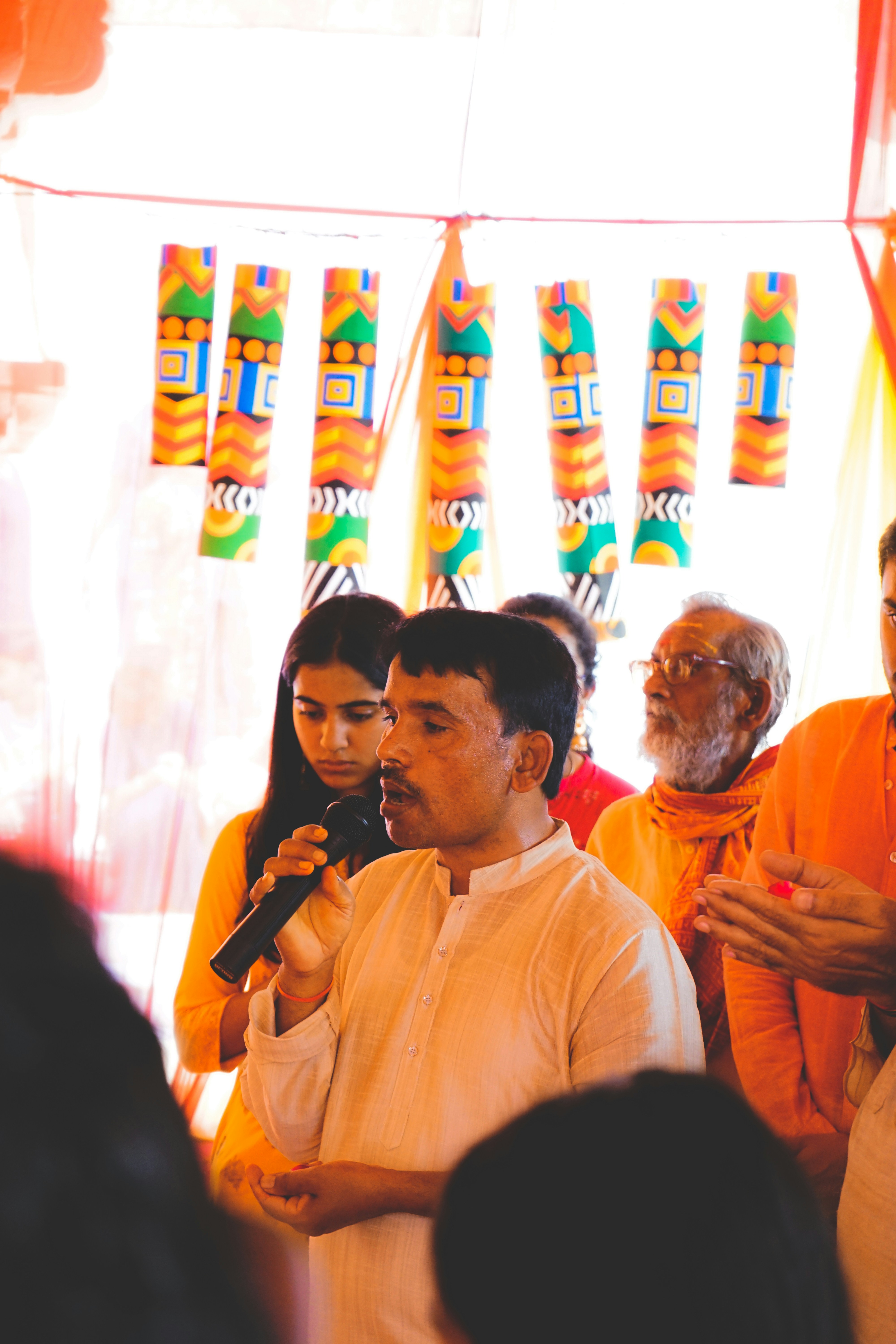 Foto Una persona hablando por un micrófono – Imagen gratis en Unsplash