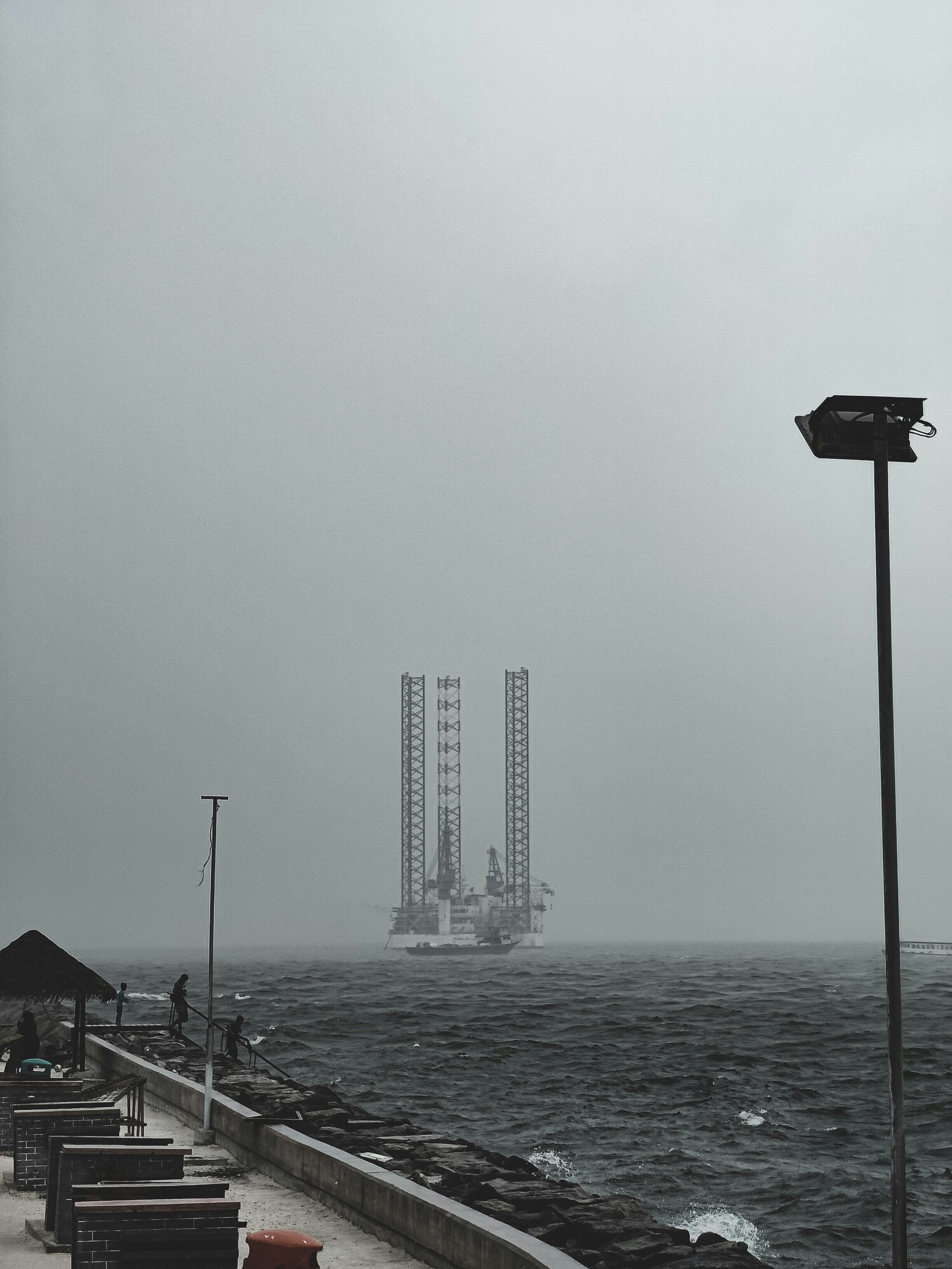 Une jetée avec un grand bâtiment au loin photo – Photo Gris Gratuite ...