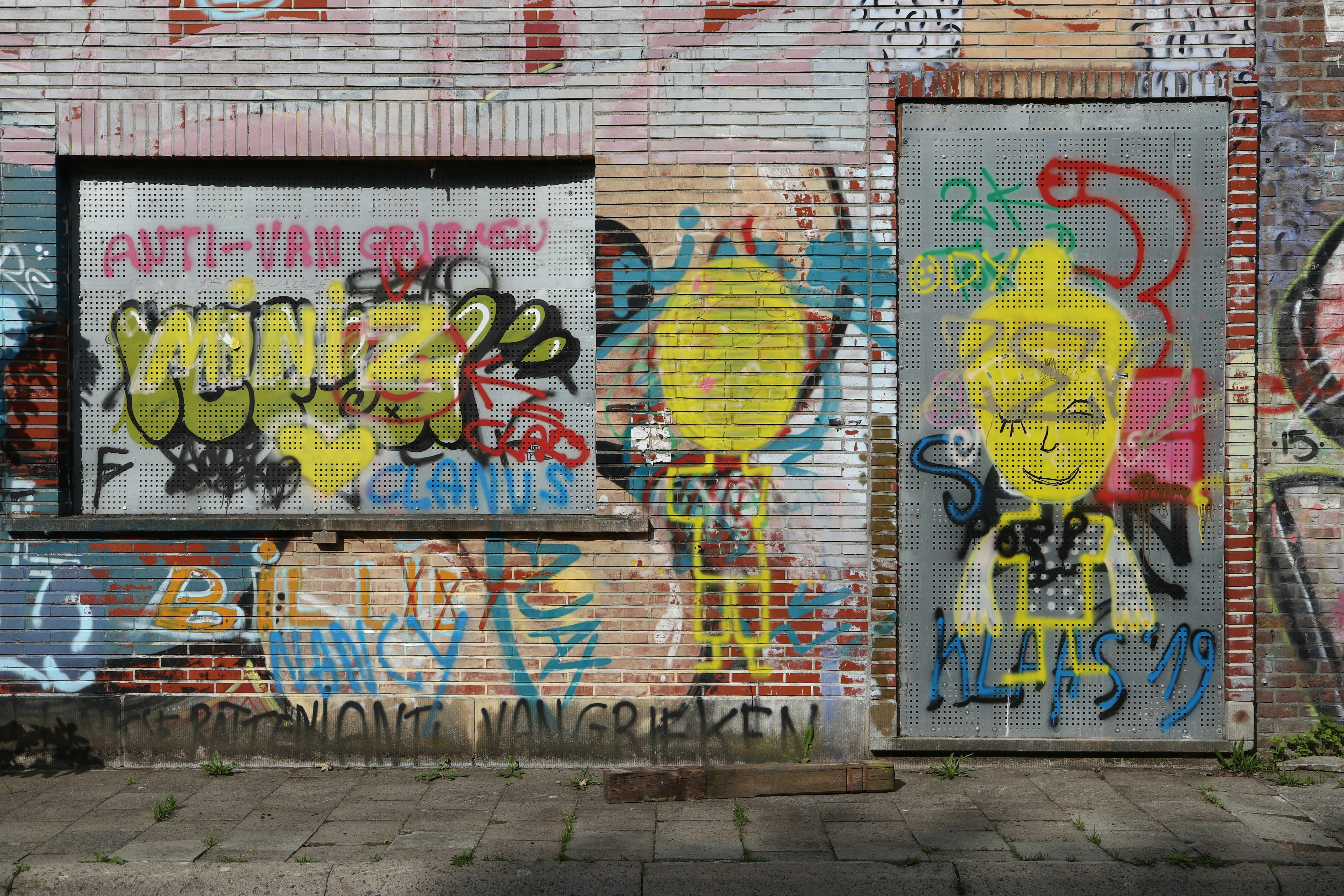 A wall with graffiti photo – Free Doel Image on Unsplash