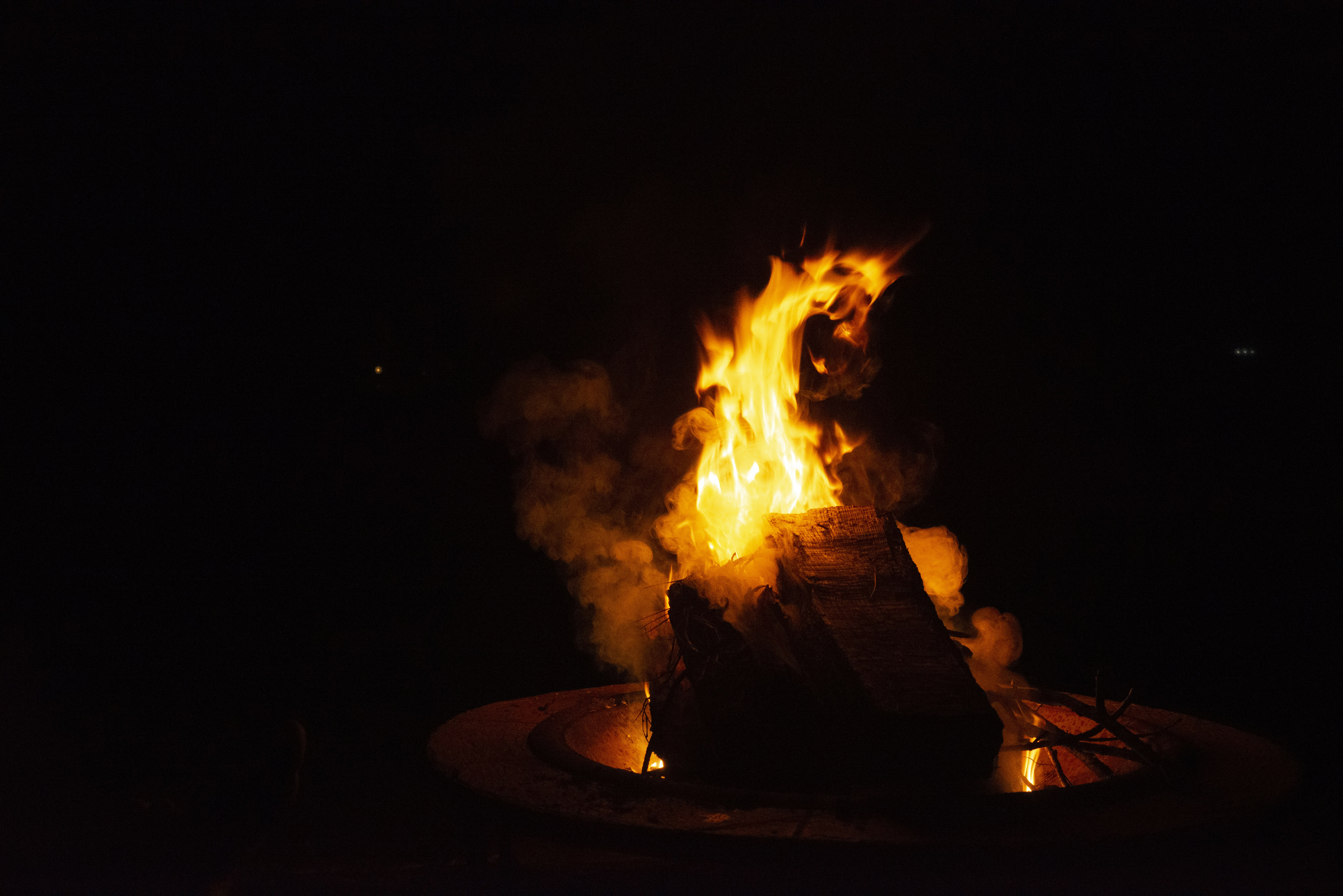 Foto Un fuego ardiendo en una olla – Imagen Fuego gratis en Unsplash