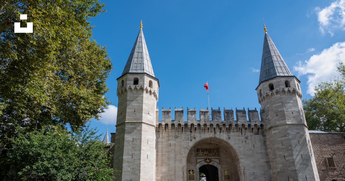 Topkapı 궁전을 배경으로 성 밖으로 걸어가는 한 무리의 사람들 사진 Unsplash의 무료 칸쿠르타란 이미지