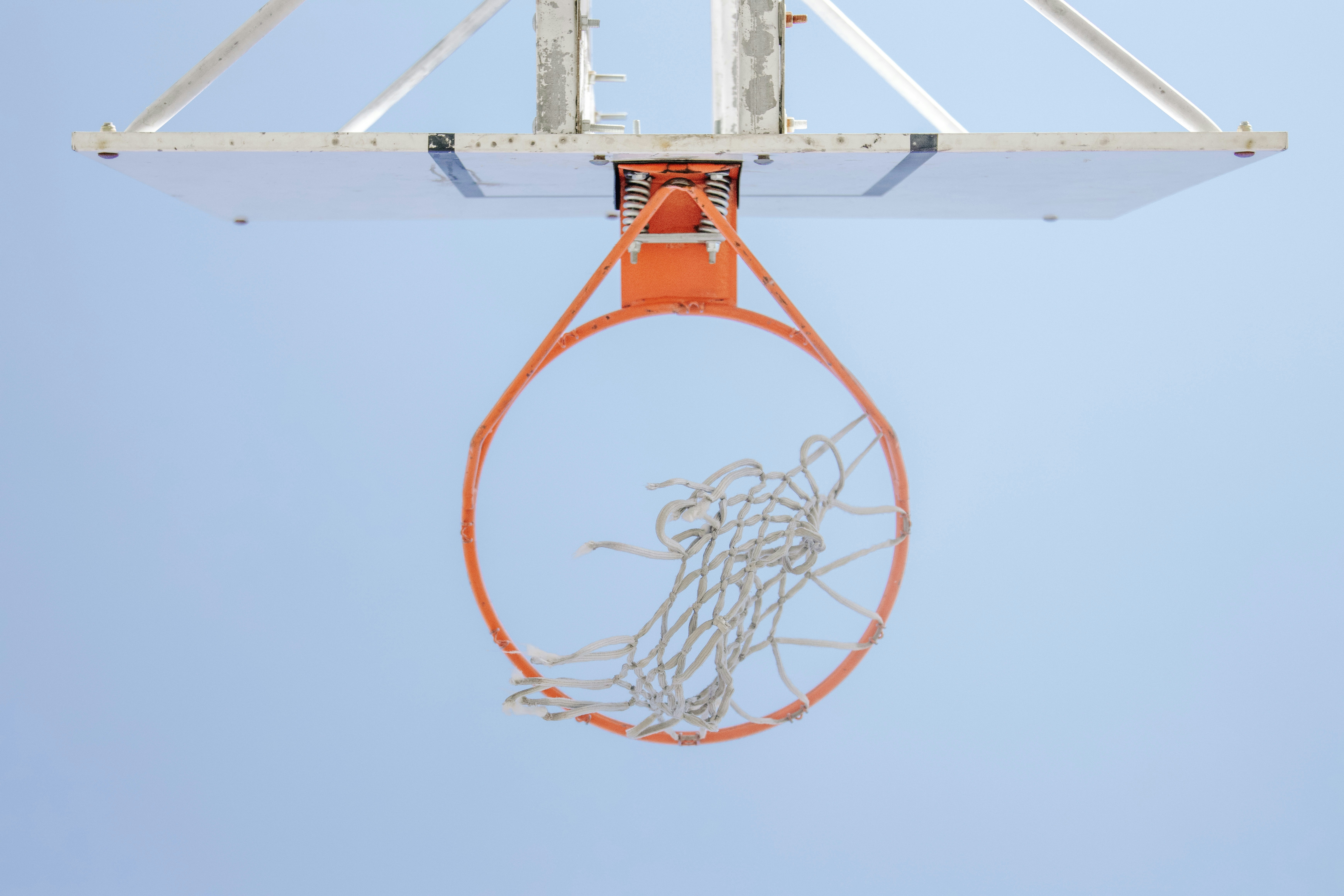 Un aro de baloncesto con un aro de baloncesto foto – Imagen de Aro ...