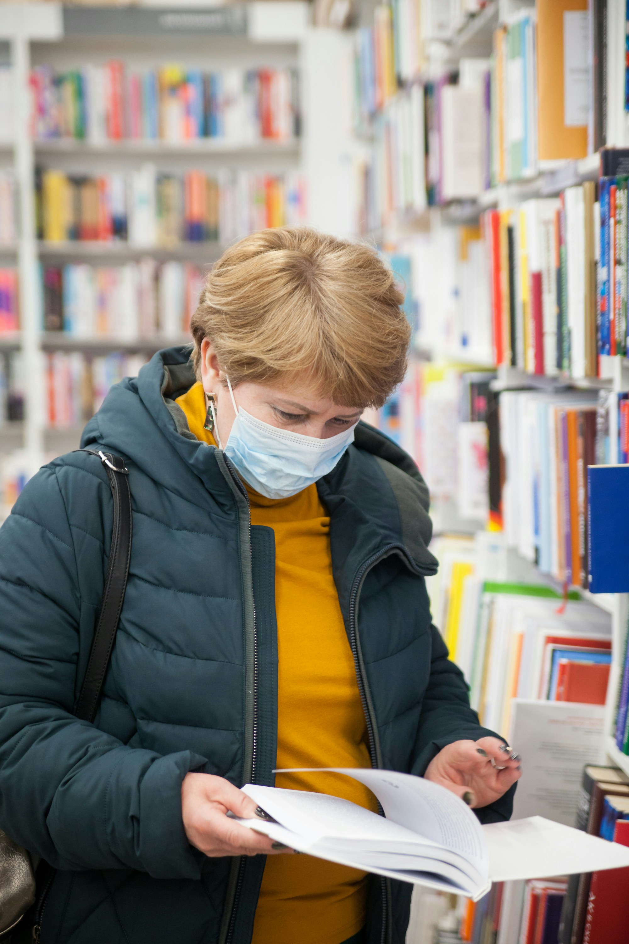 A person in a library reading a book photo – Free Indoors Image on Unsplash