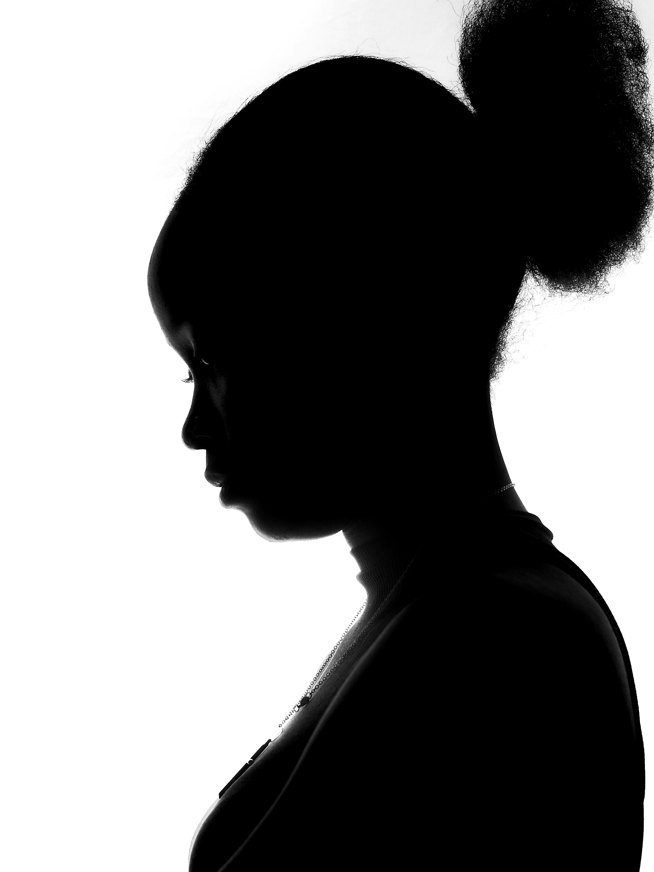 Le profil d’une personne; photo – Photo Le noir Gratuite sur Unsplash