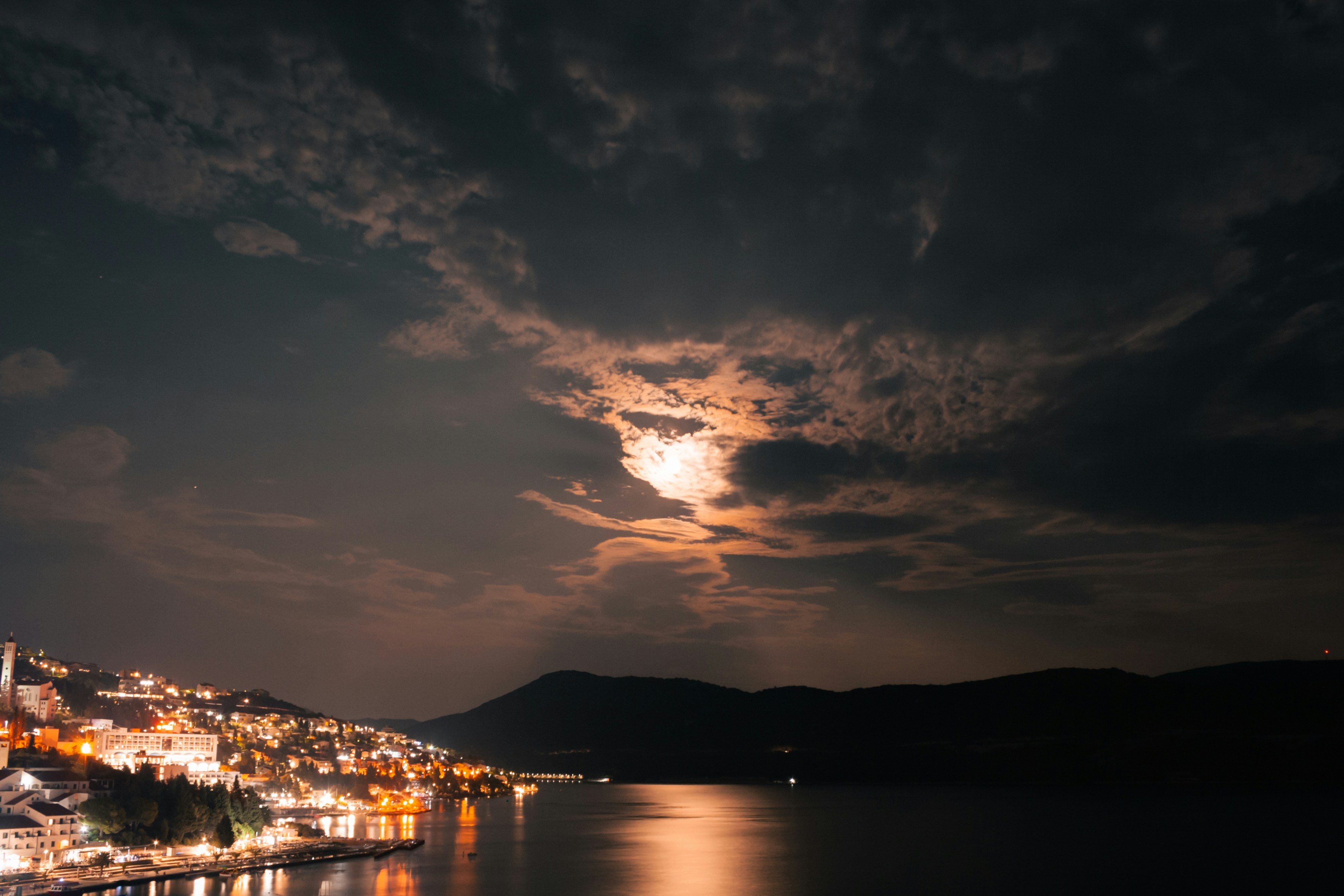 A city at night photo – Free Neum Image on Unsplash