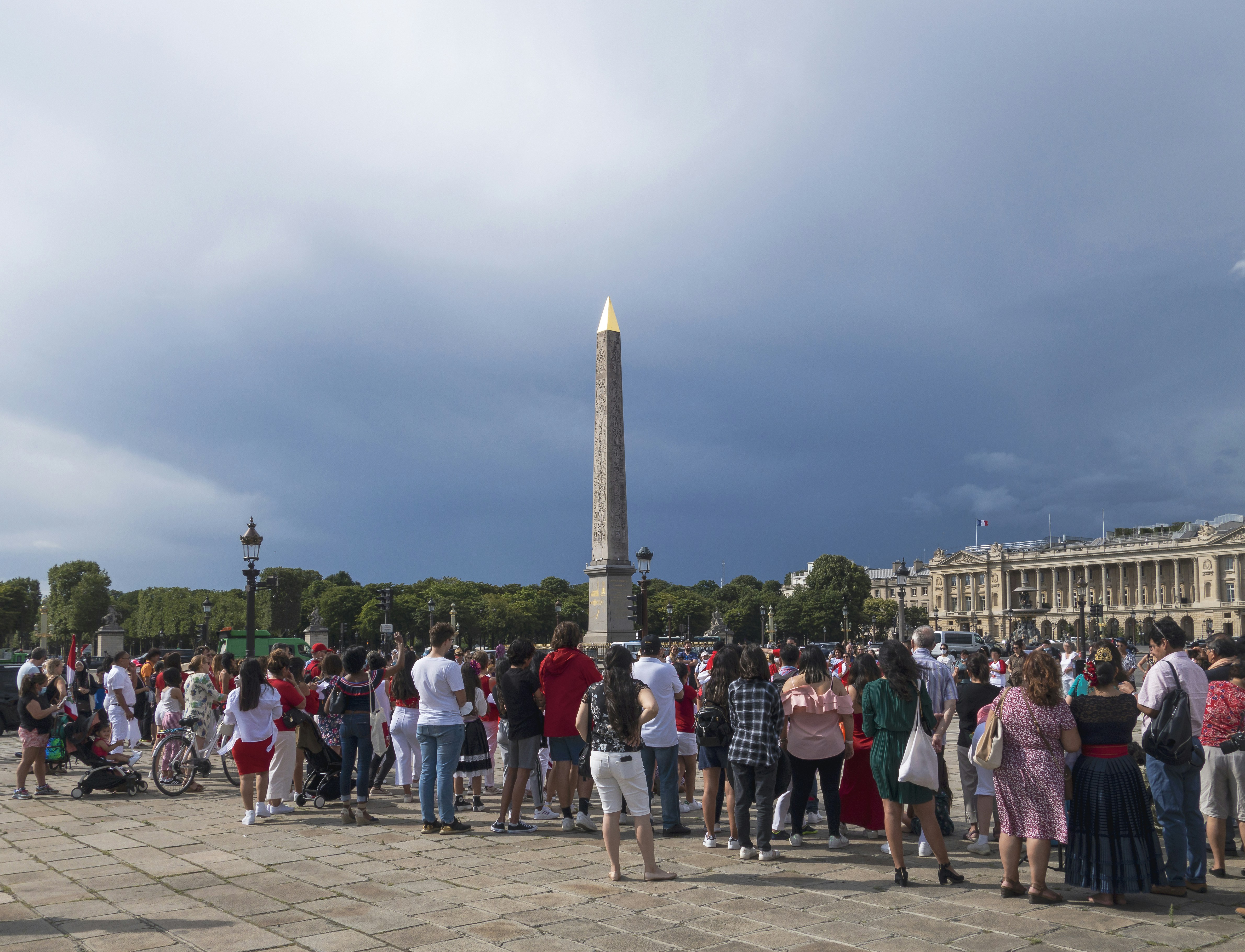 Paris le 29 juillet 2021, groupe de touristes place de la Concorde.