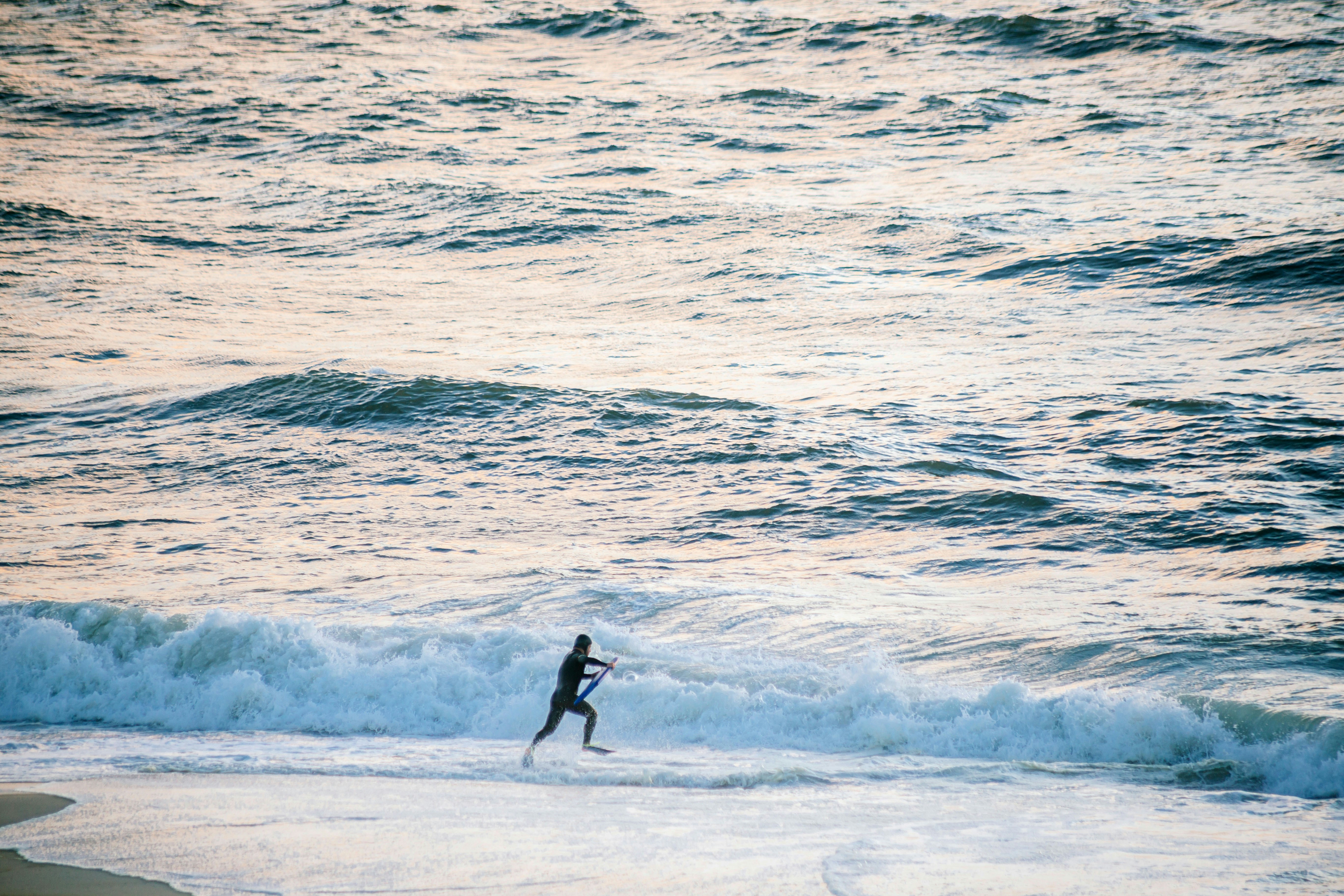 Foto Una persona surfeando sobre las olas – Imagen Oceano gratis en ...