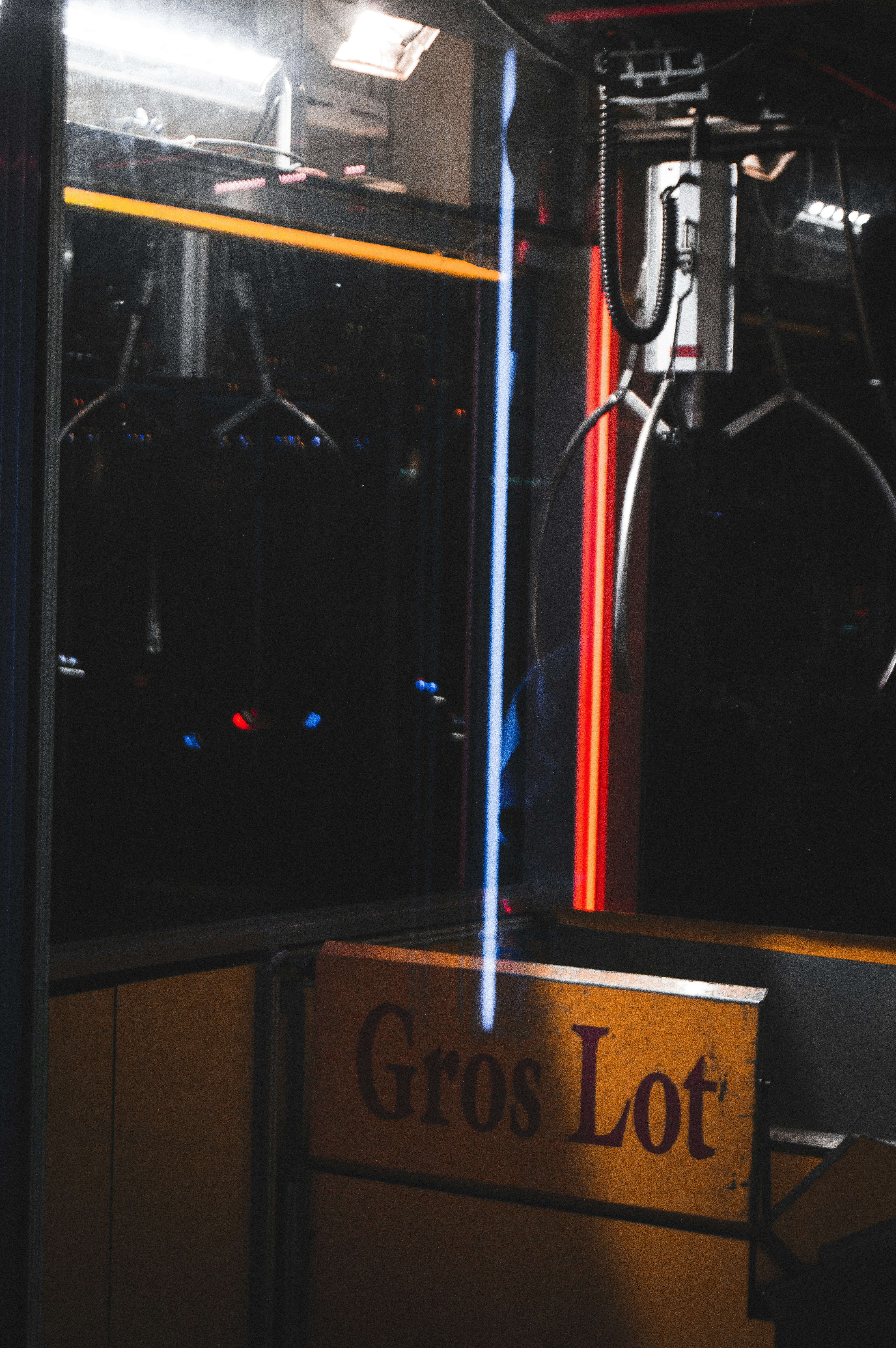 Gros Lot Under Neon Veins