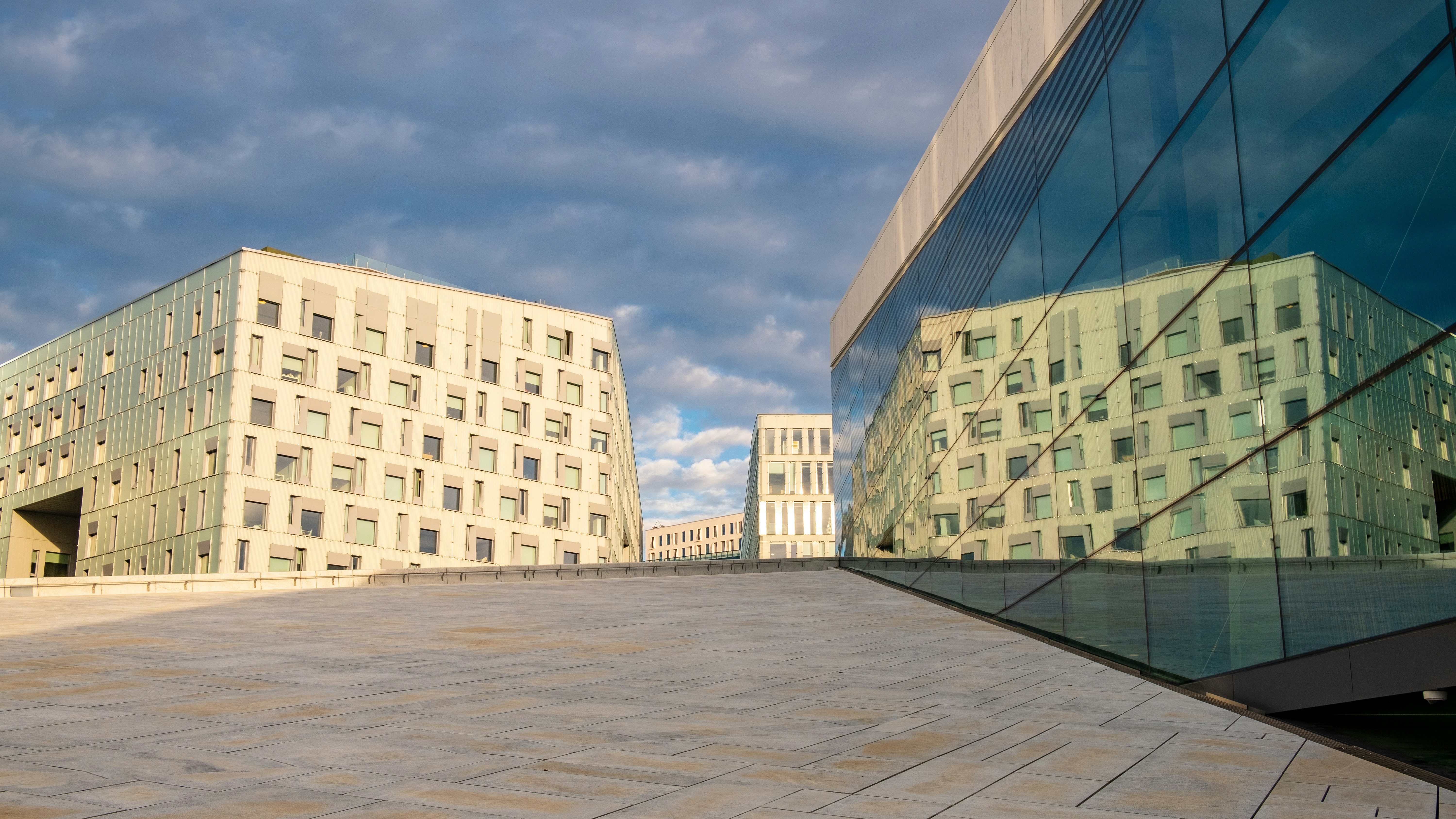A building with glass windows photo – Free Oslo Image on Unsplash