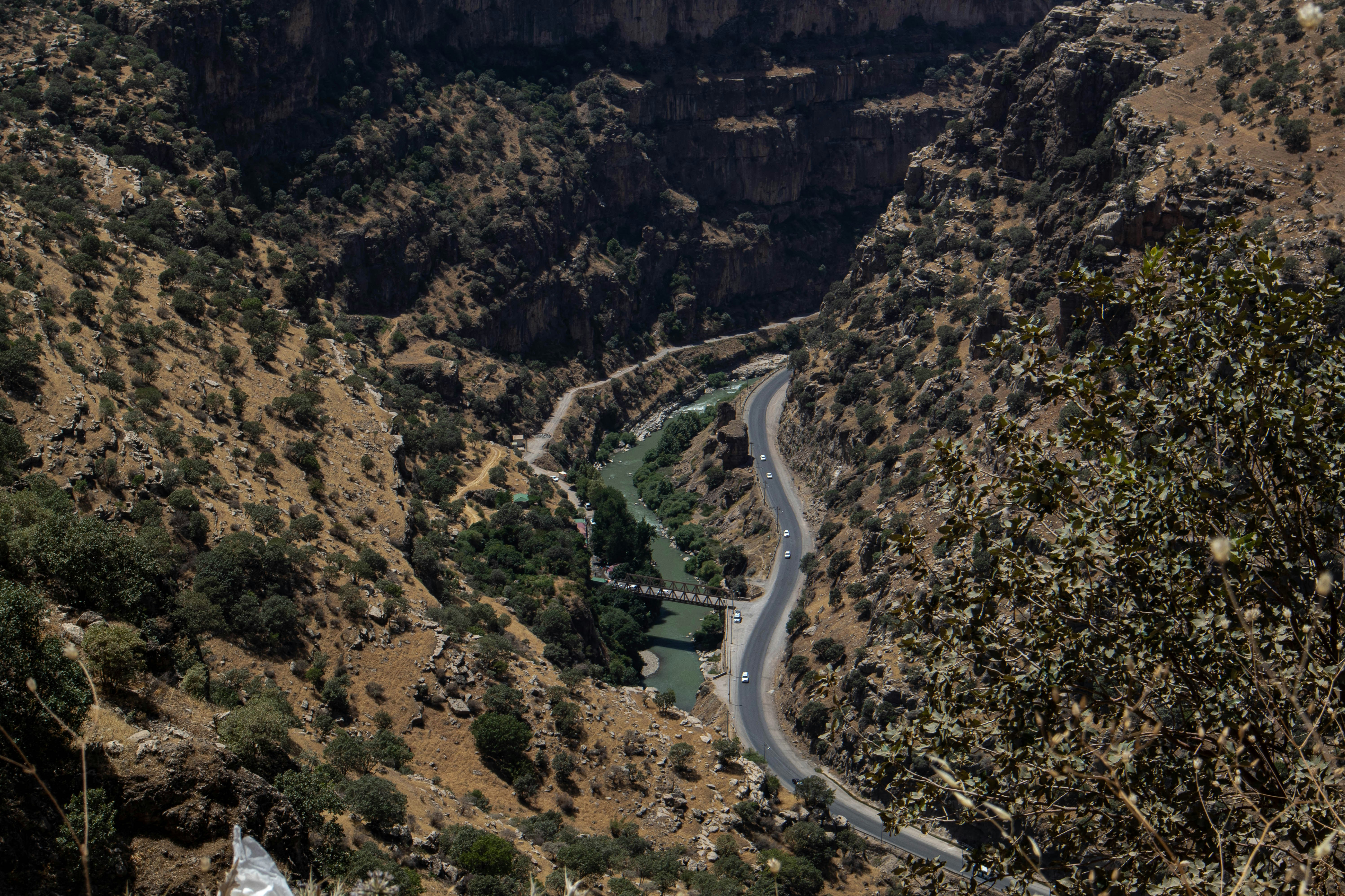 Une route sinueuse à travers une zone rocheuse photo – Photo En plein ...