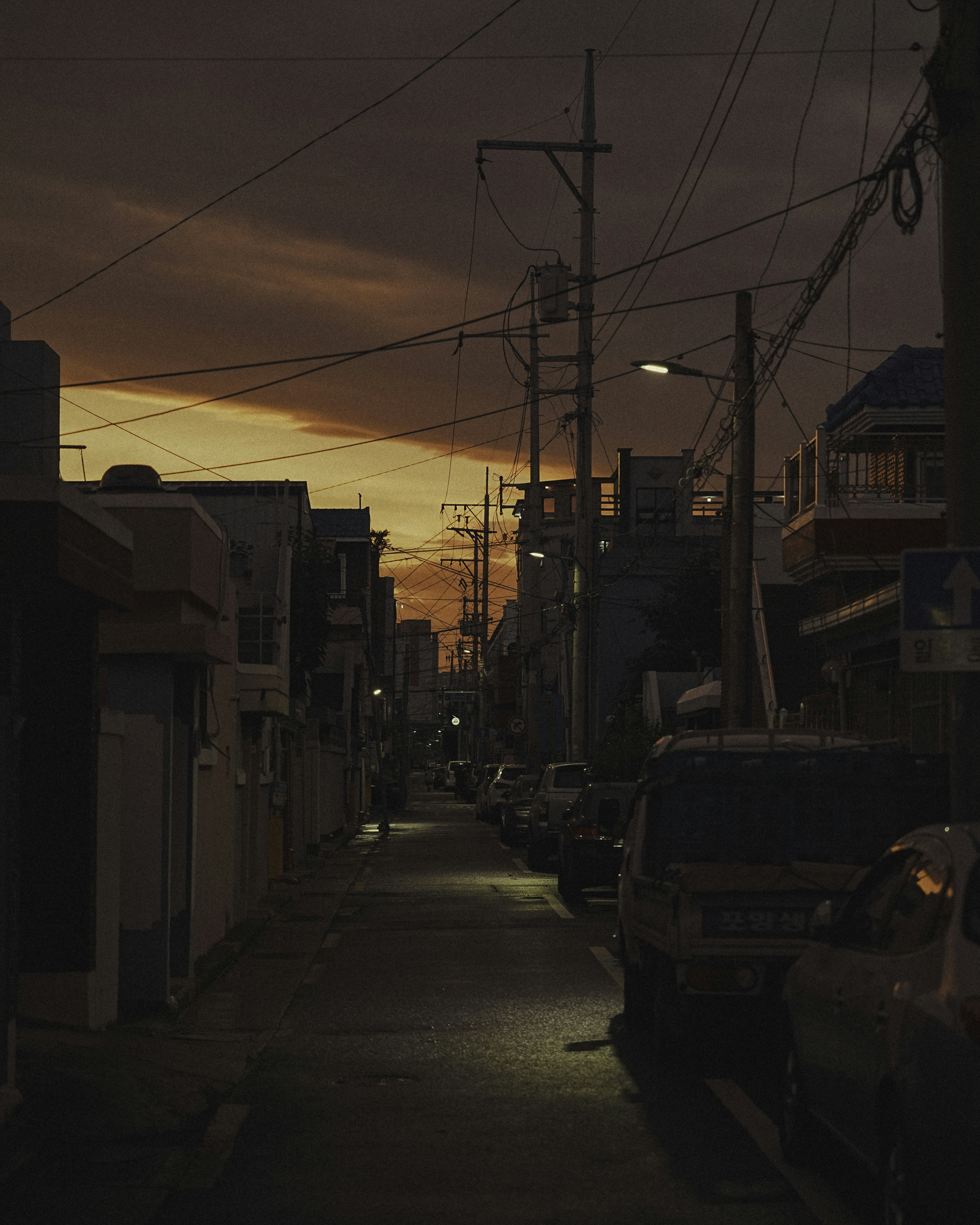 Foto zum Thema Eine Straße mit seitlich geparkten Autos – Kostenloses ...