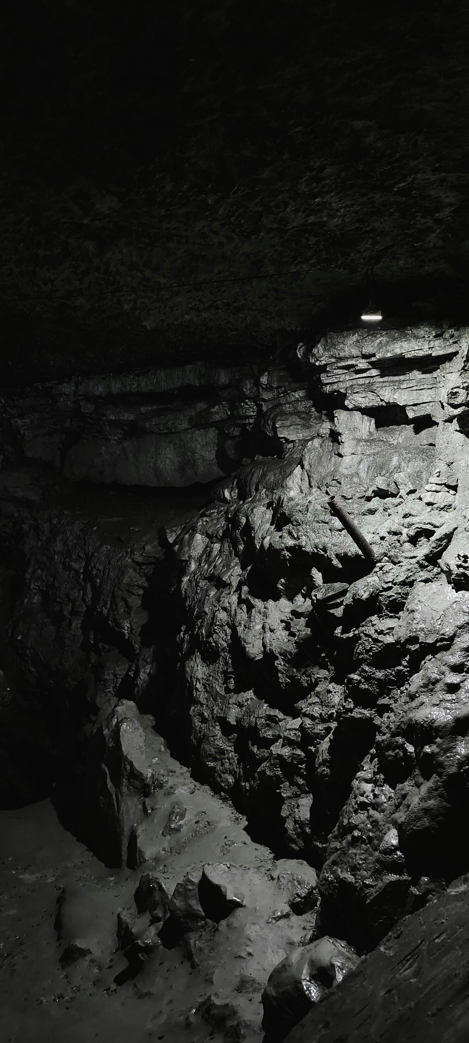 A rocky cliff with snow photo – Free Aesthetic background Image on Unsplash