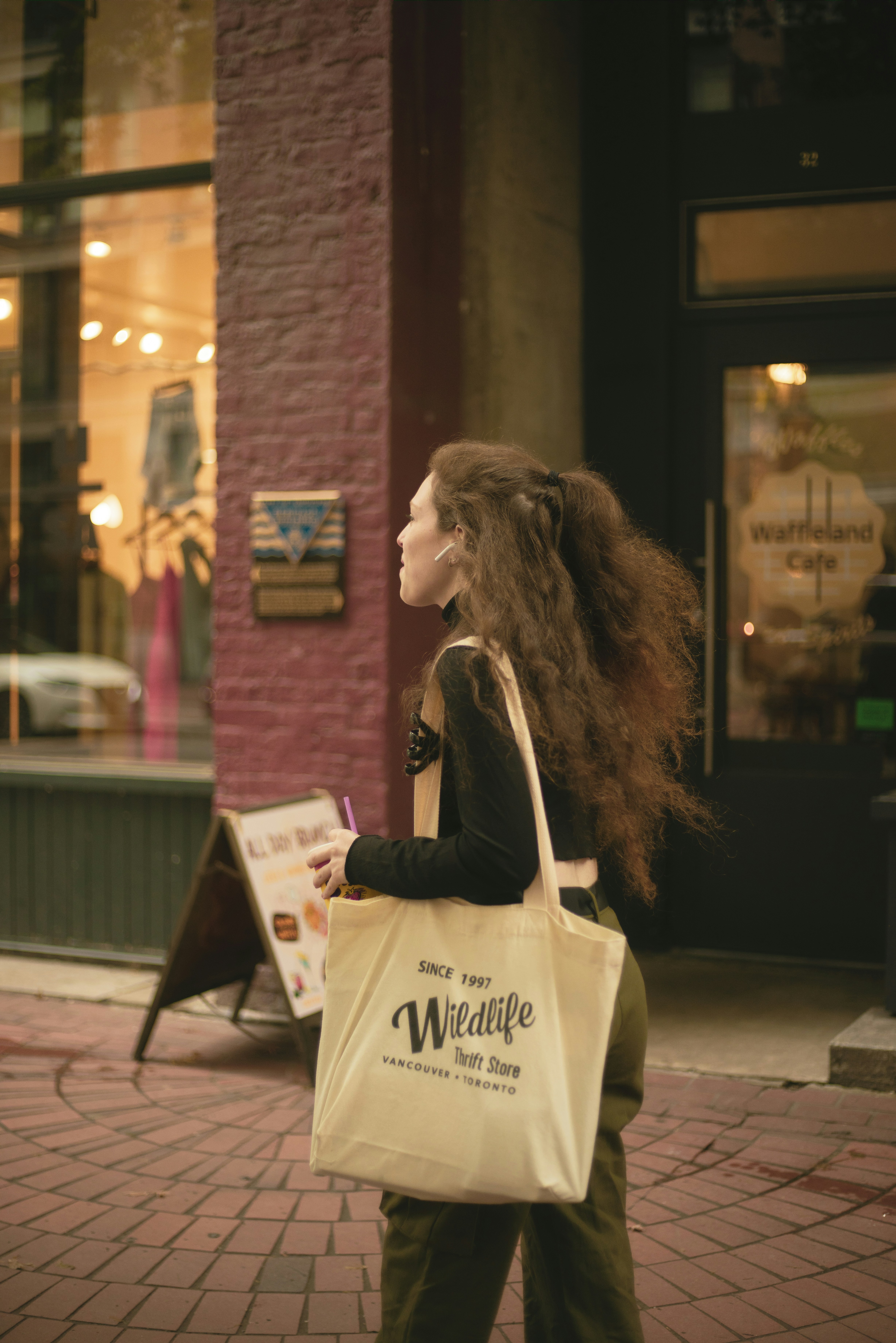A person with a sign photo – Free Portrait Image on Unsplash