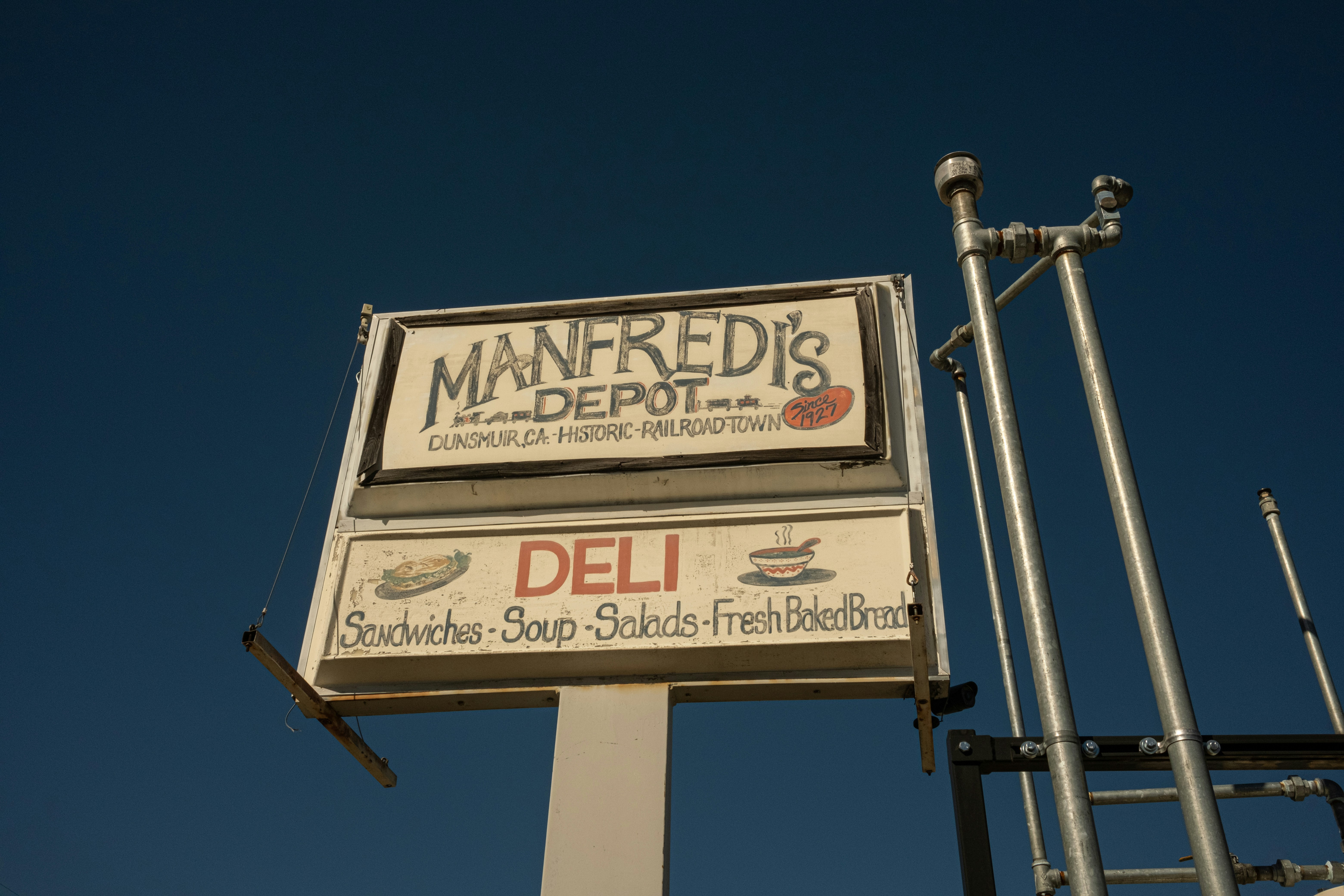 Foto Un letrero en un poste – Imagen Señal gratis en Unsplash