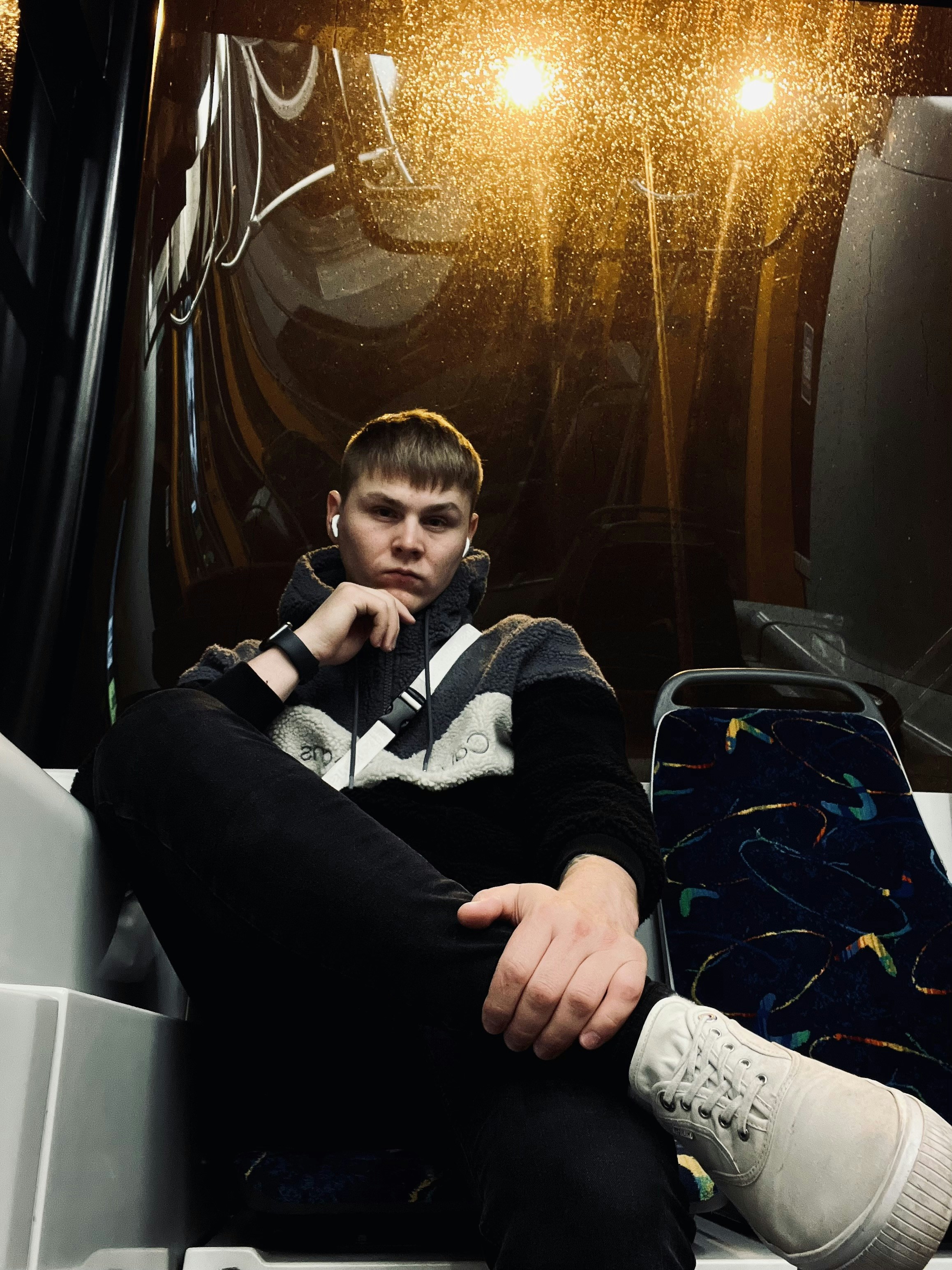 Foto Un niño sentado en una silla – Imagen gratis en Unsplash