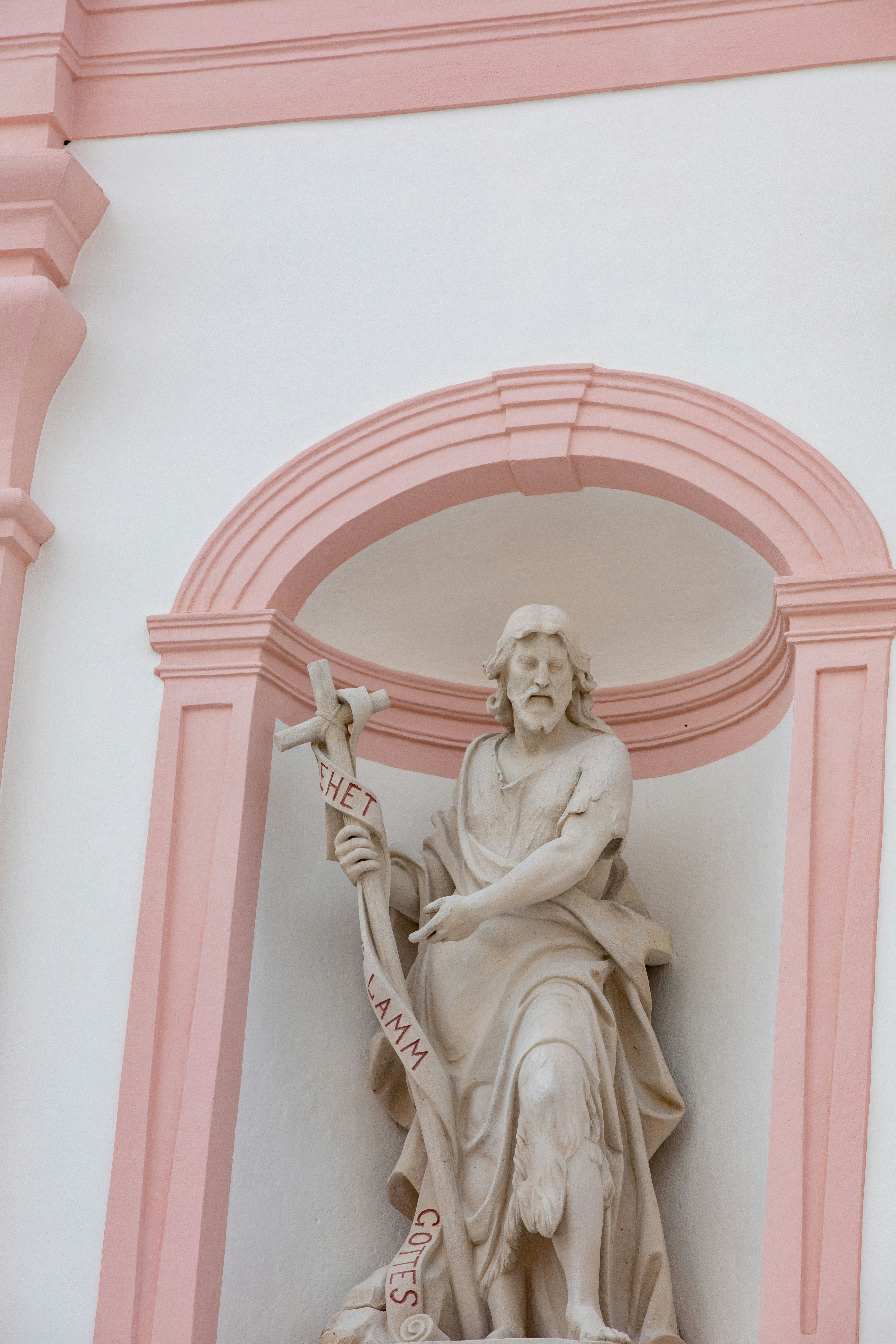 A statue of a person holding a staff photo – Free Gott Image on Unsplash