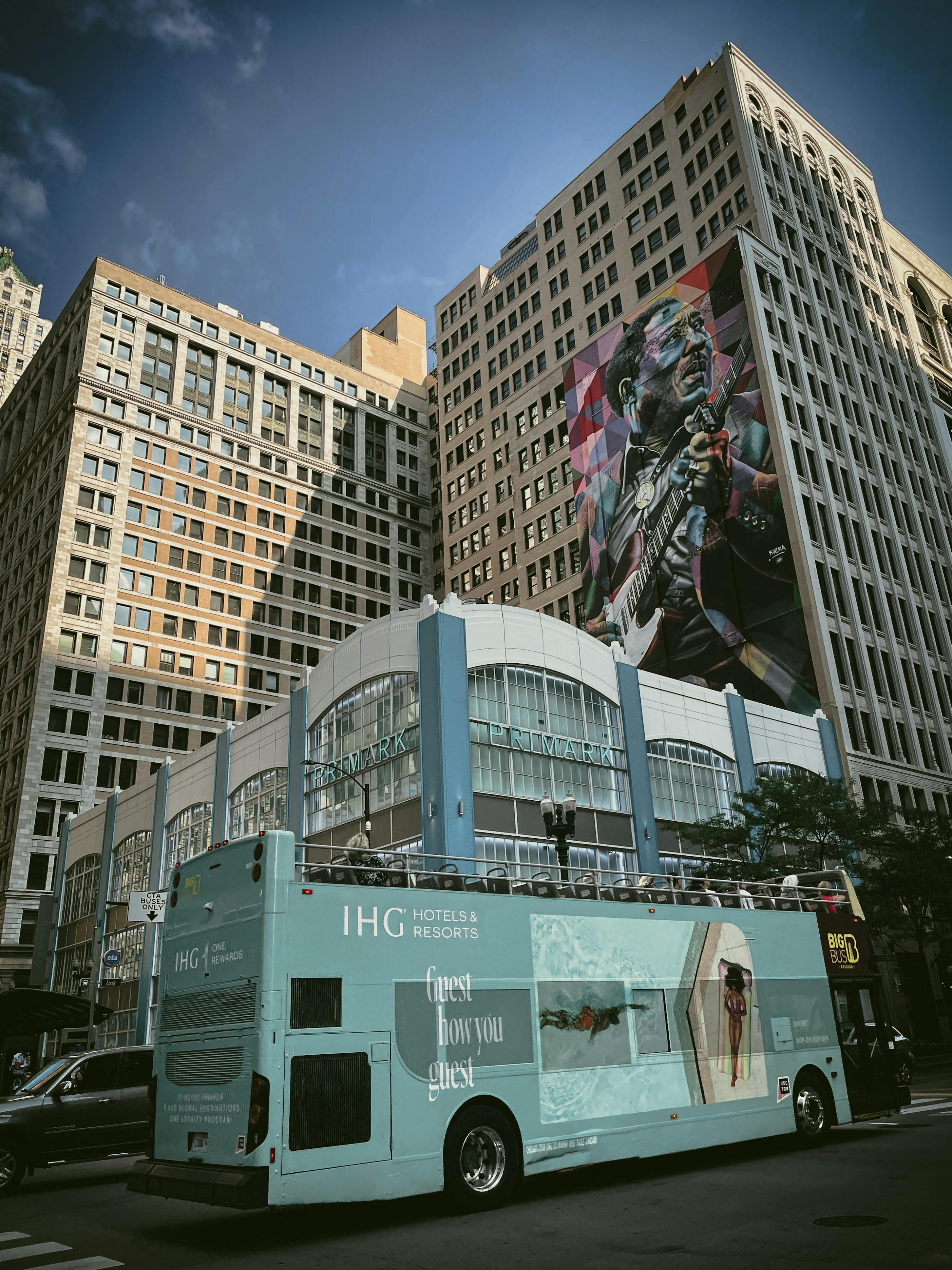 Foto Un gran camión blanco estacionado frente a un edificio – Imagen ...