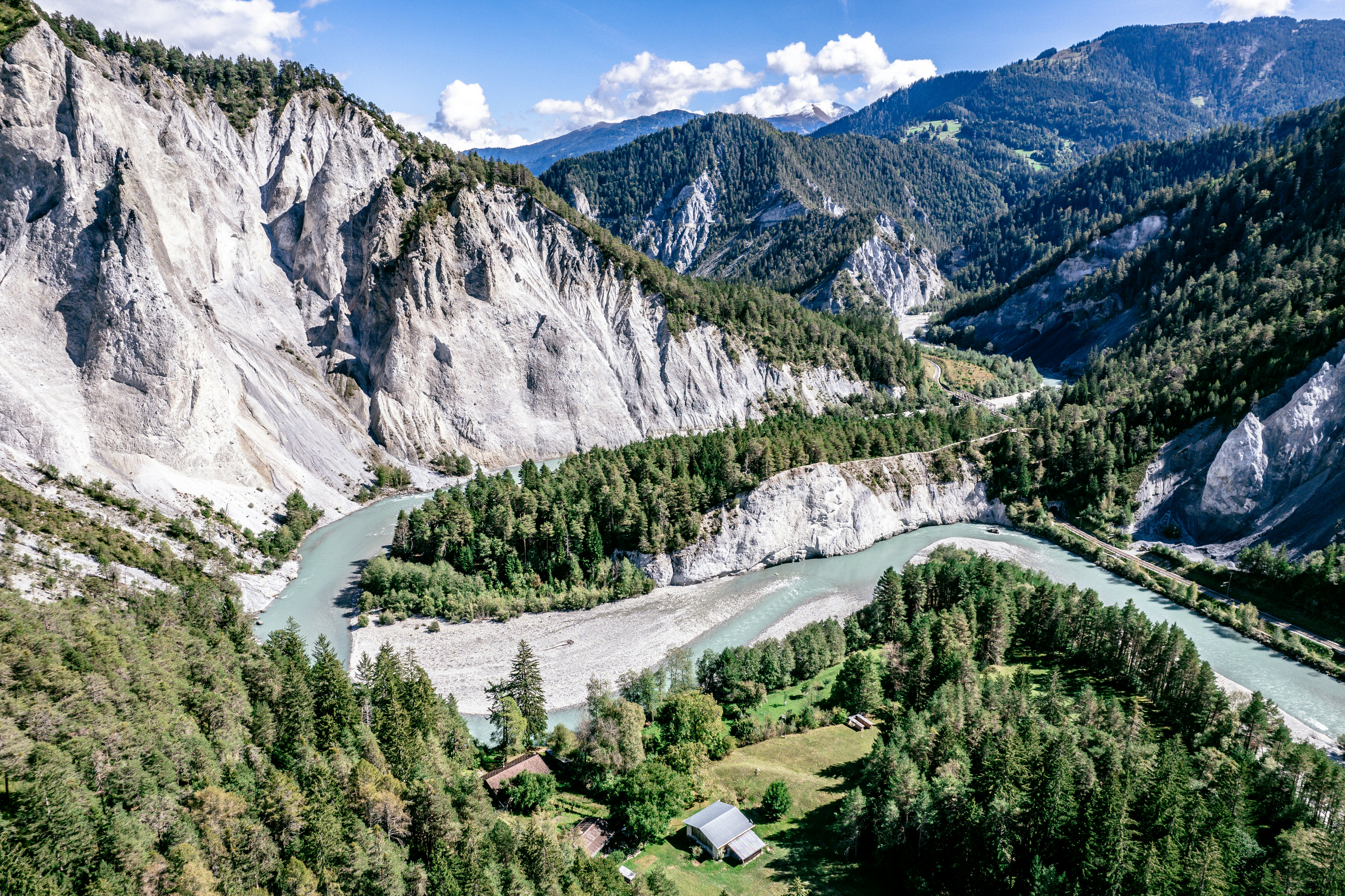 Foto zum Thema Ein Fluss, der durch ein Tal zwischen Bergen fließt ...