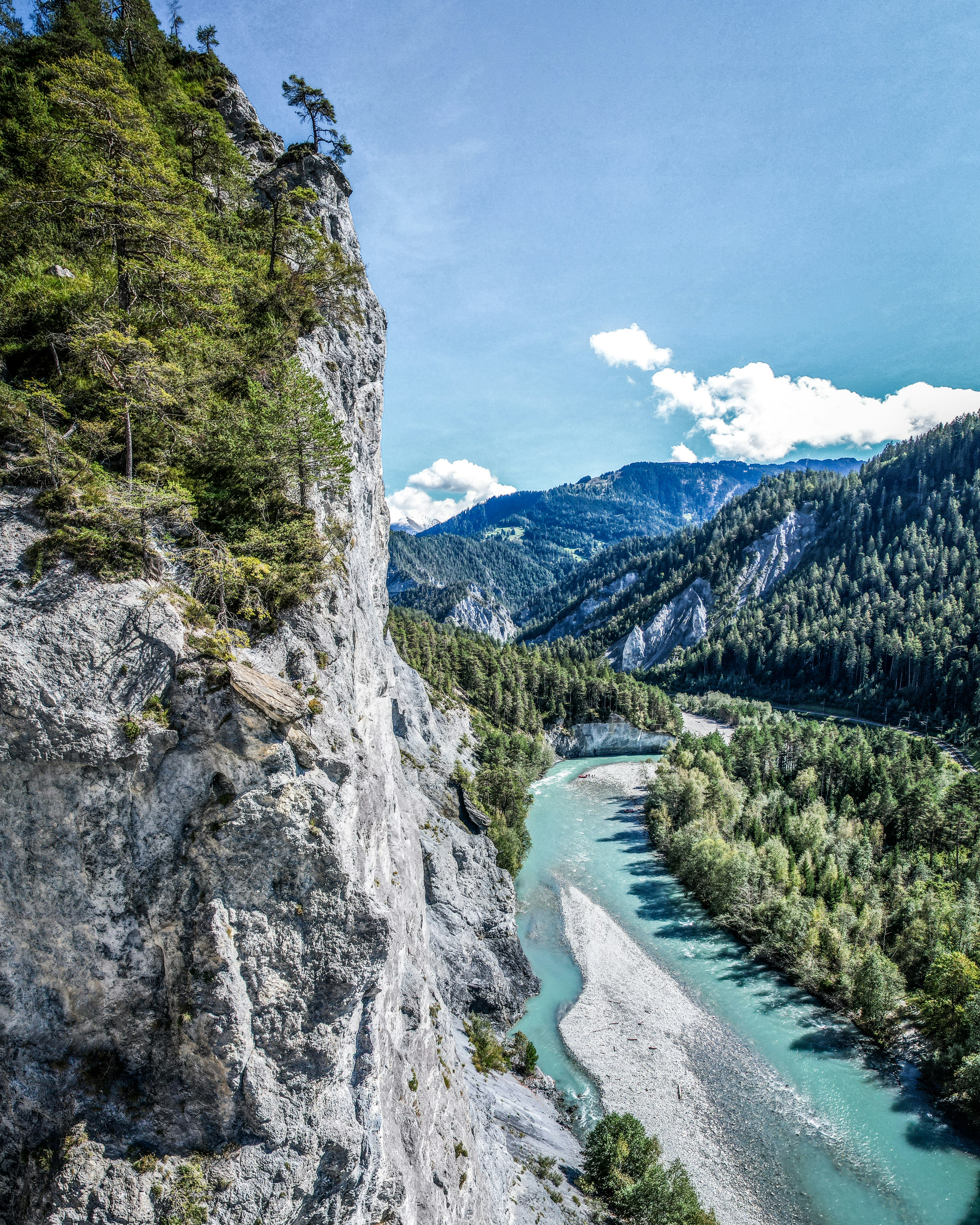 Une rivière qui coule à travers une vallée entre les montagnes photo ...
