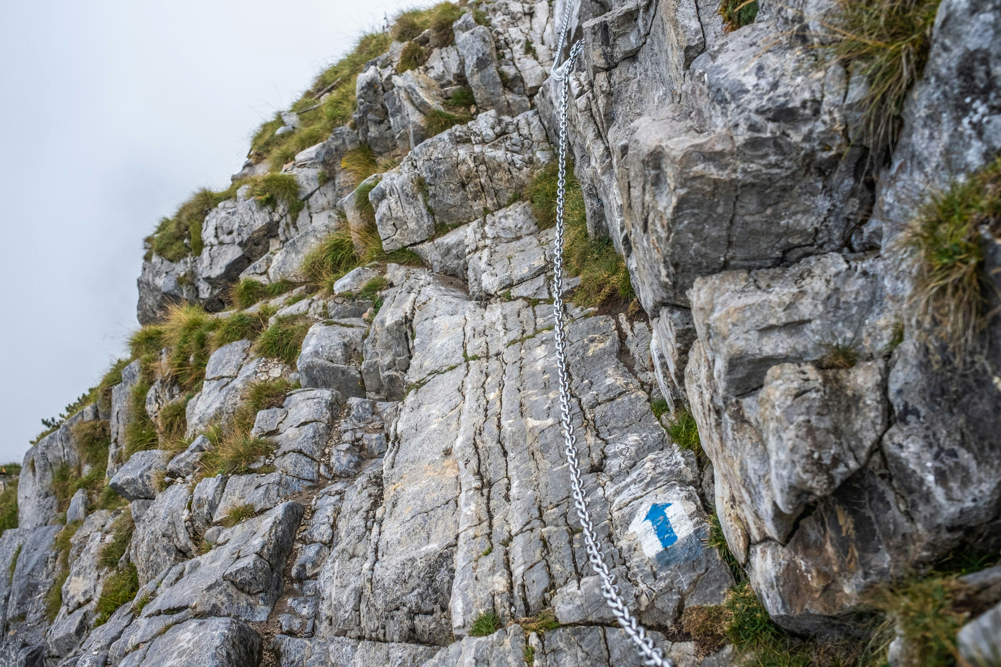 Foto zum Thema Eine felsige Klippe – Kostenloses Bild zu Tatry auf Unsplash