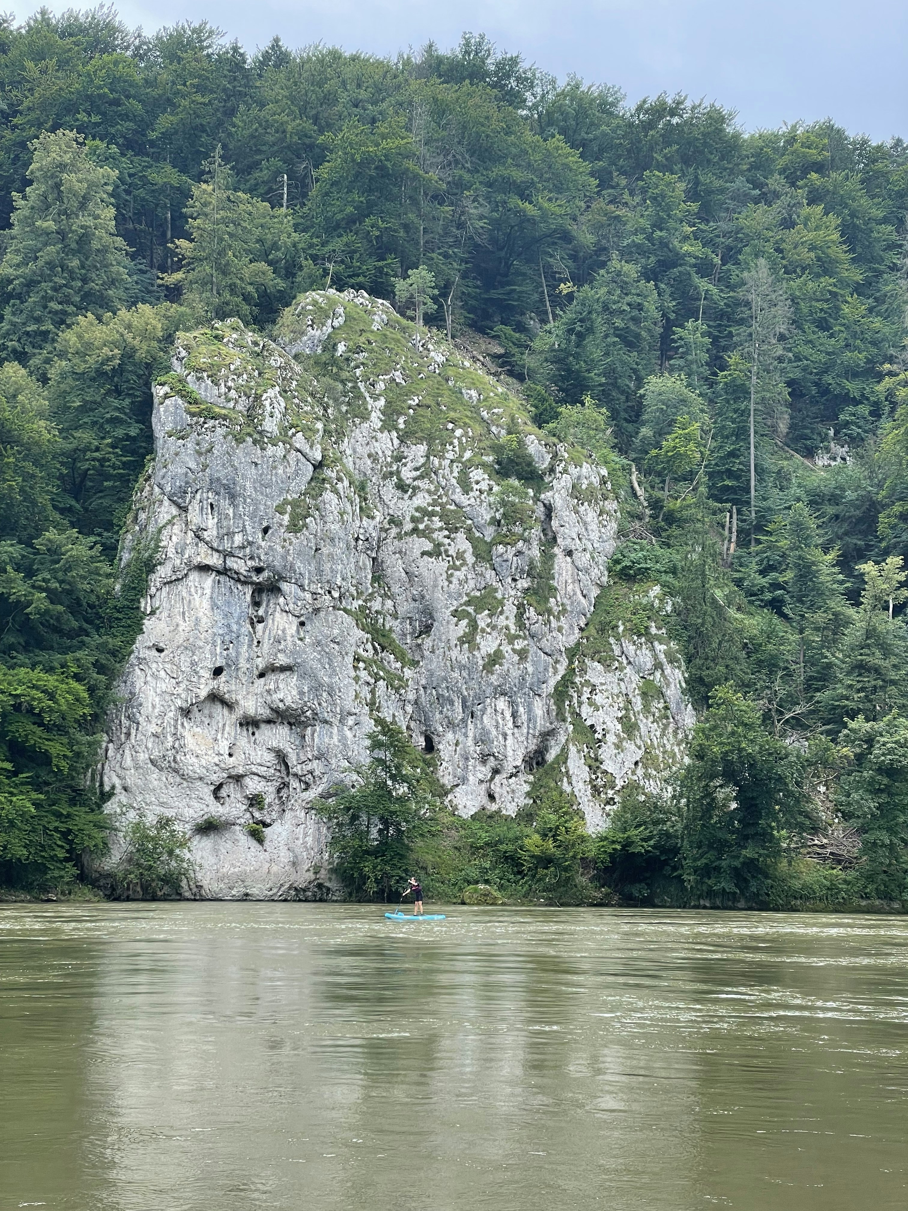 Un gros rocher au milieu d’une rivière photo – Photo La nature Gratuite ...
